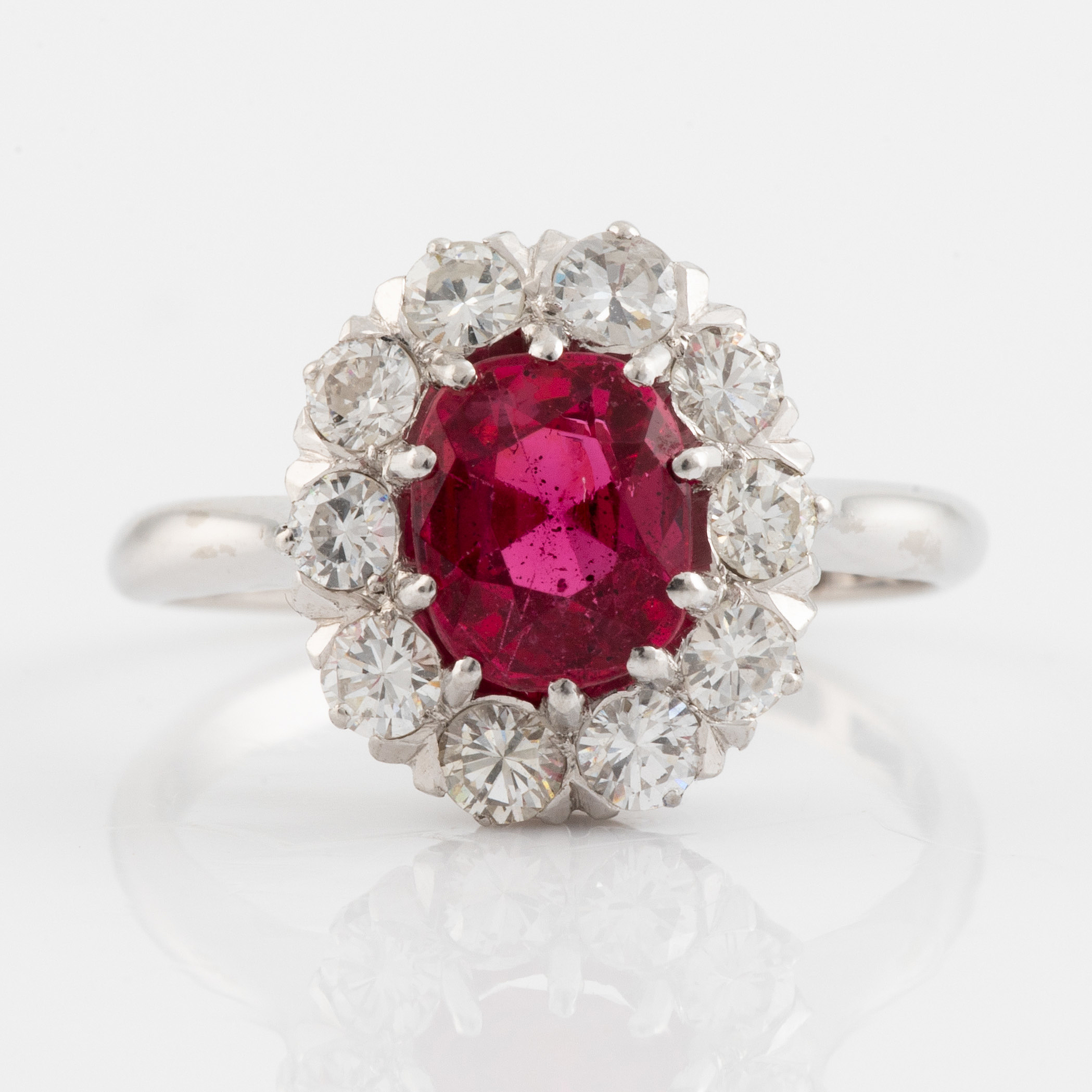 Pink spinel and brilliant cut diamond cluster ring. - Bukowskis