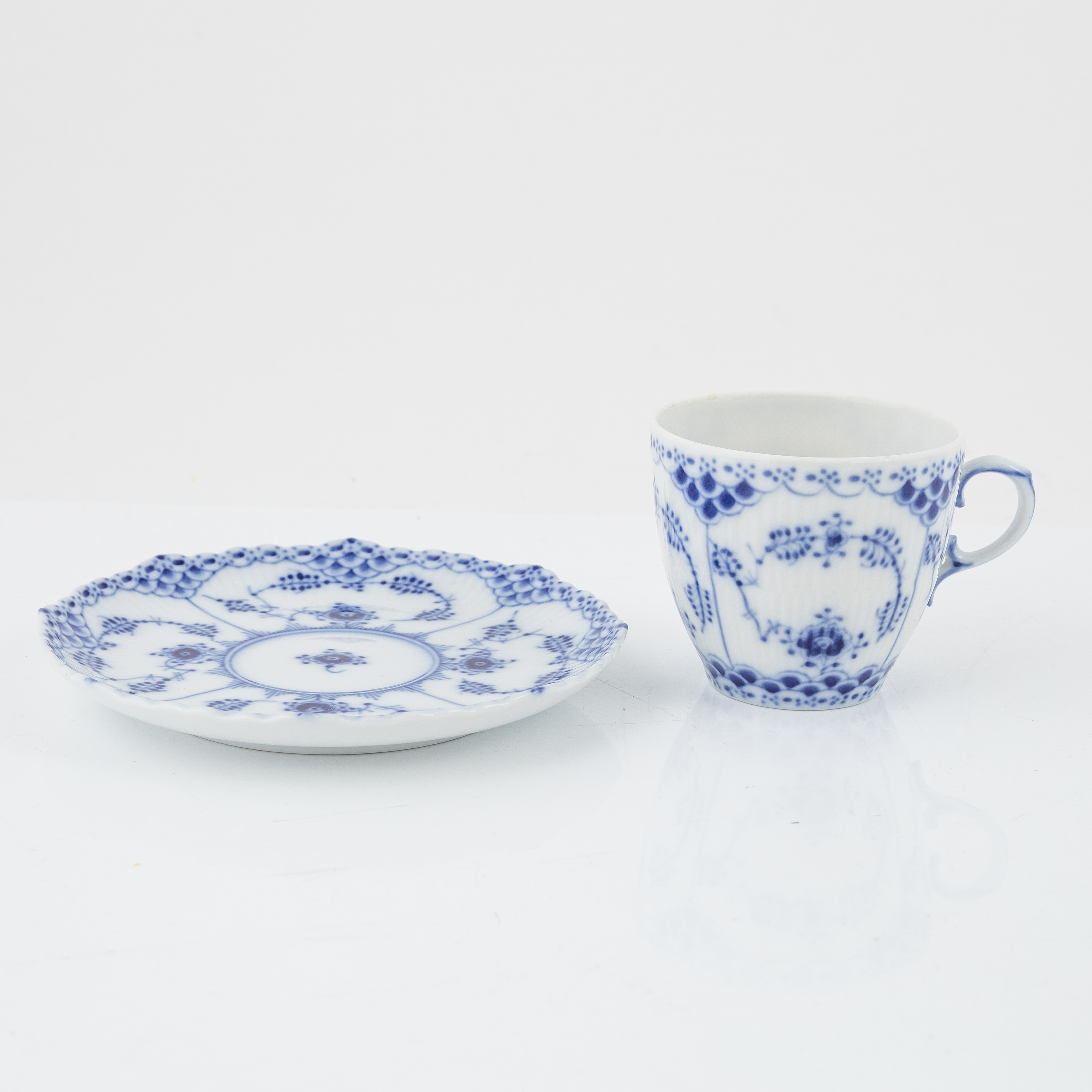 A 64-piece 'Musselmalet' porcelain dinner service, Rörstrand. - Bukowskis
