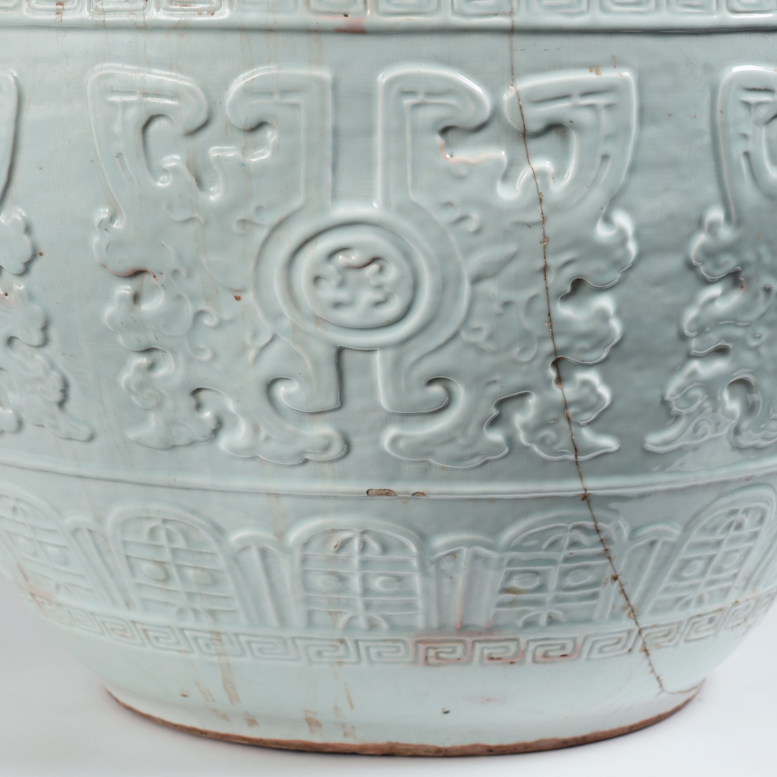 A massive blanc de chine basin, Qing dynasty, 18th Century. With a 滄亭清玩 ...