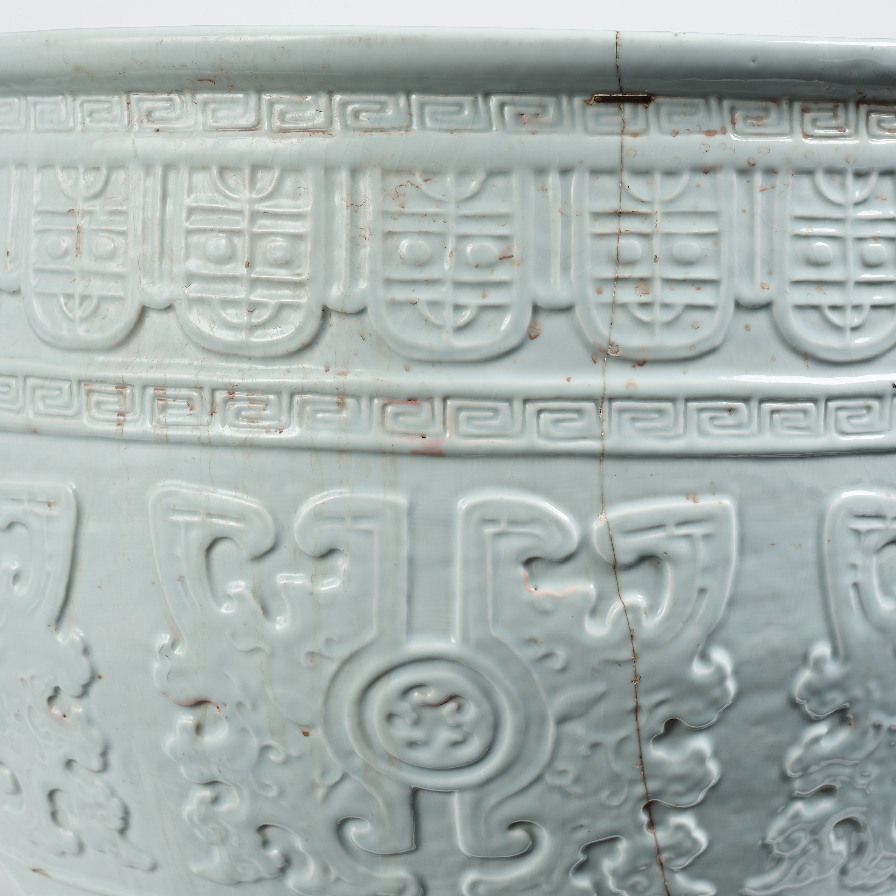 A massive blanc de chine basin, Qing dynasty, 18th Century. With a 滄亭清玩 ...