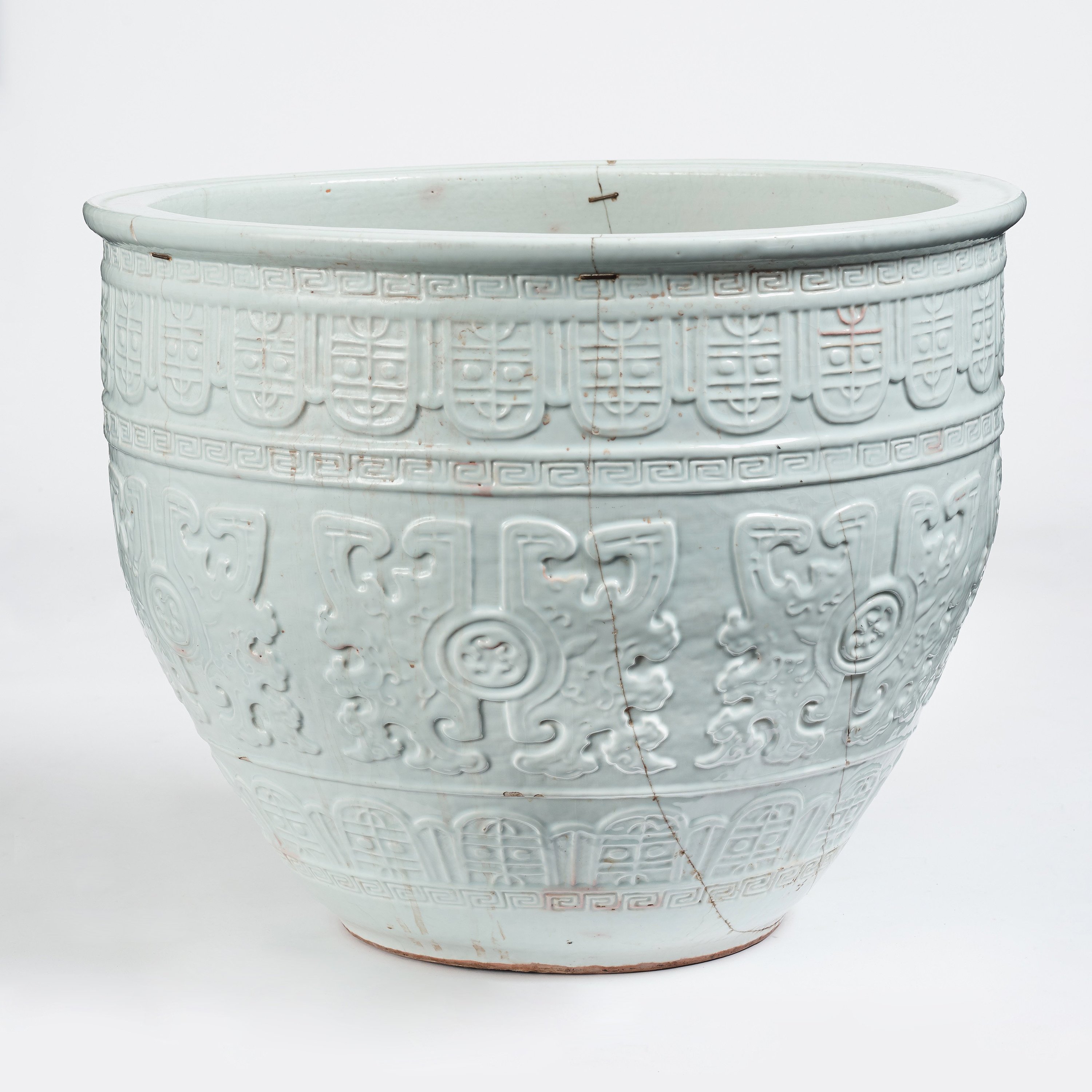 A massive blanc de chine basin, Qing dynasty, 18th Century. With a 滄亭清玩 ...