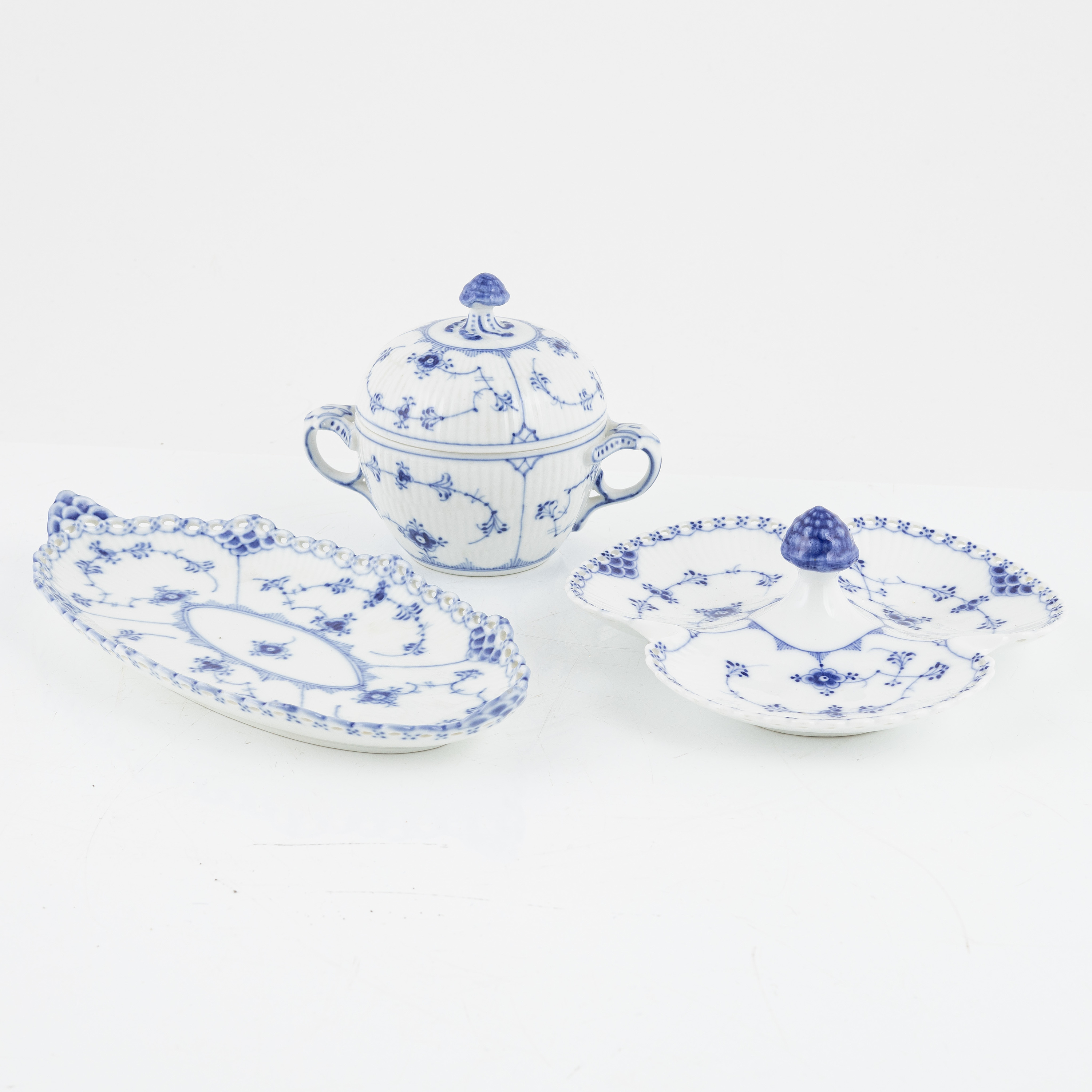 Royal Copenhagen, a 'Musselmalet' porcelain dinner service, Royal ...
