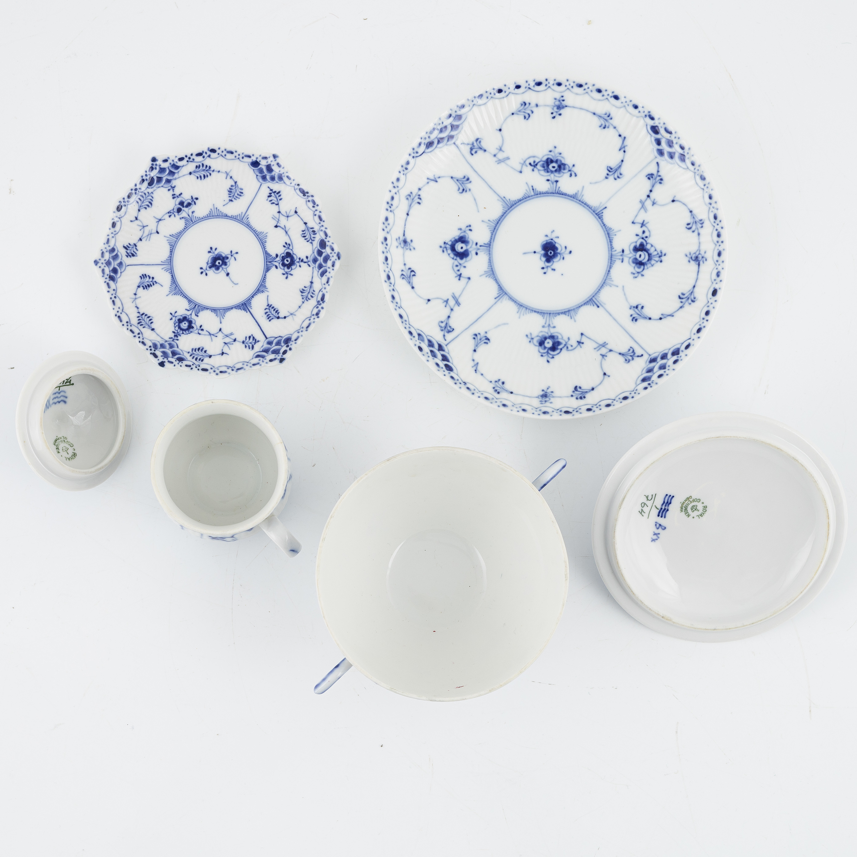 Royal Copenhagen, a 'Musselmalet' porcelain dinner service, Royal ...