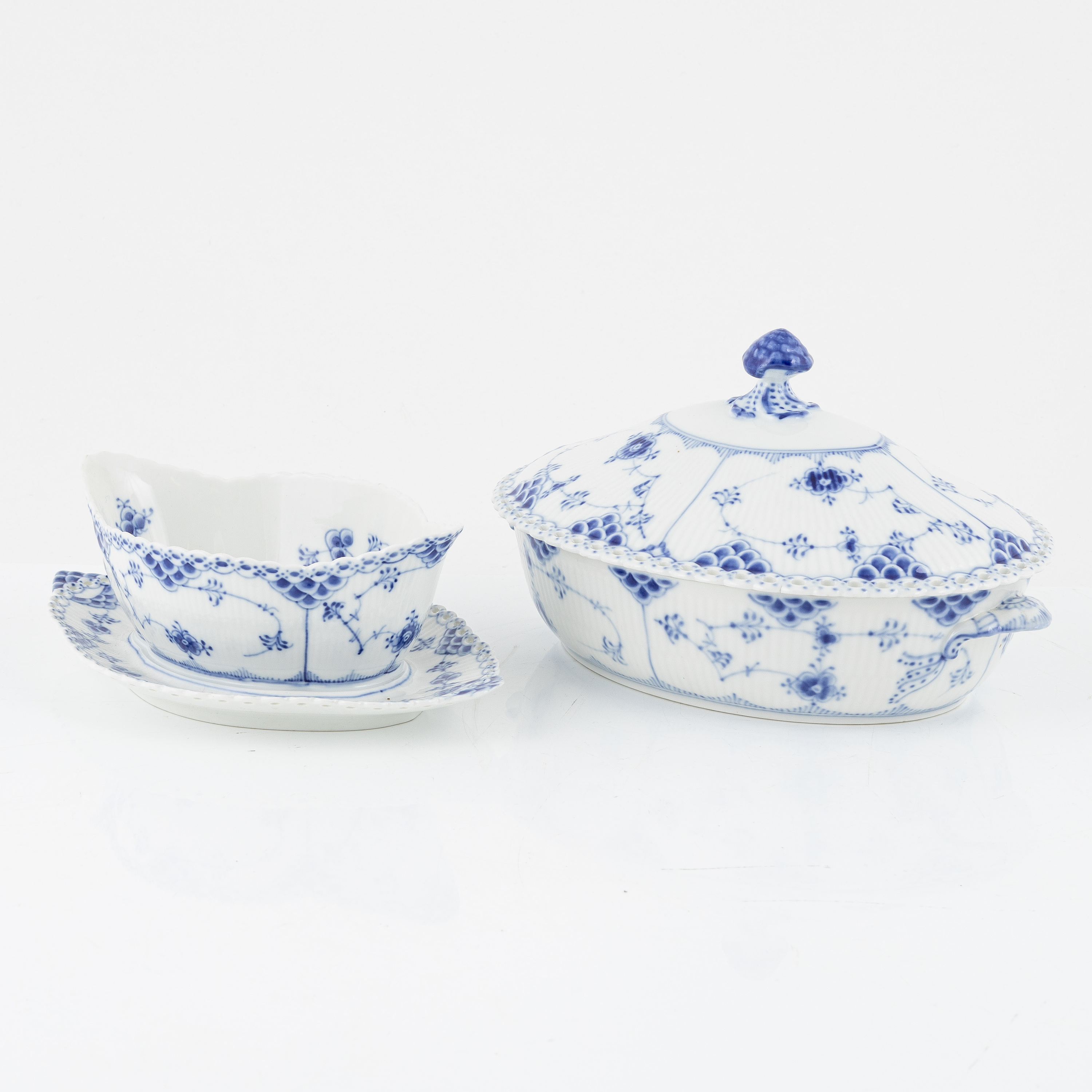 Royal Copenhagen, a 'Musselmalet' porcelain dinner service, Royal ...