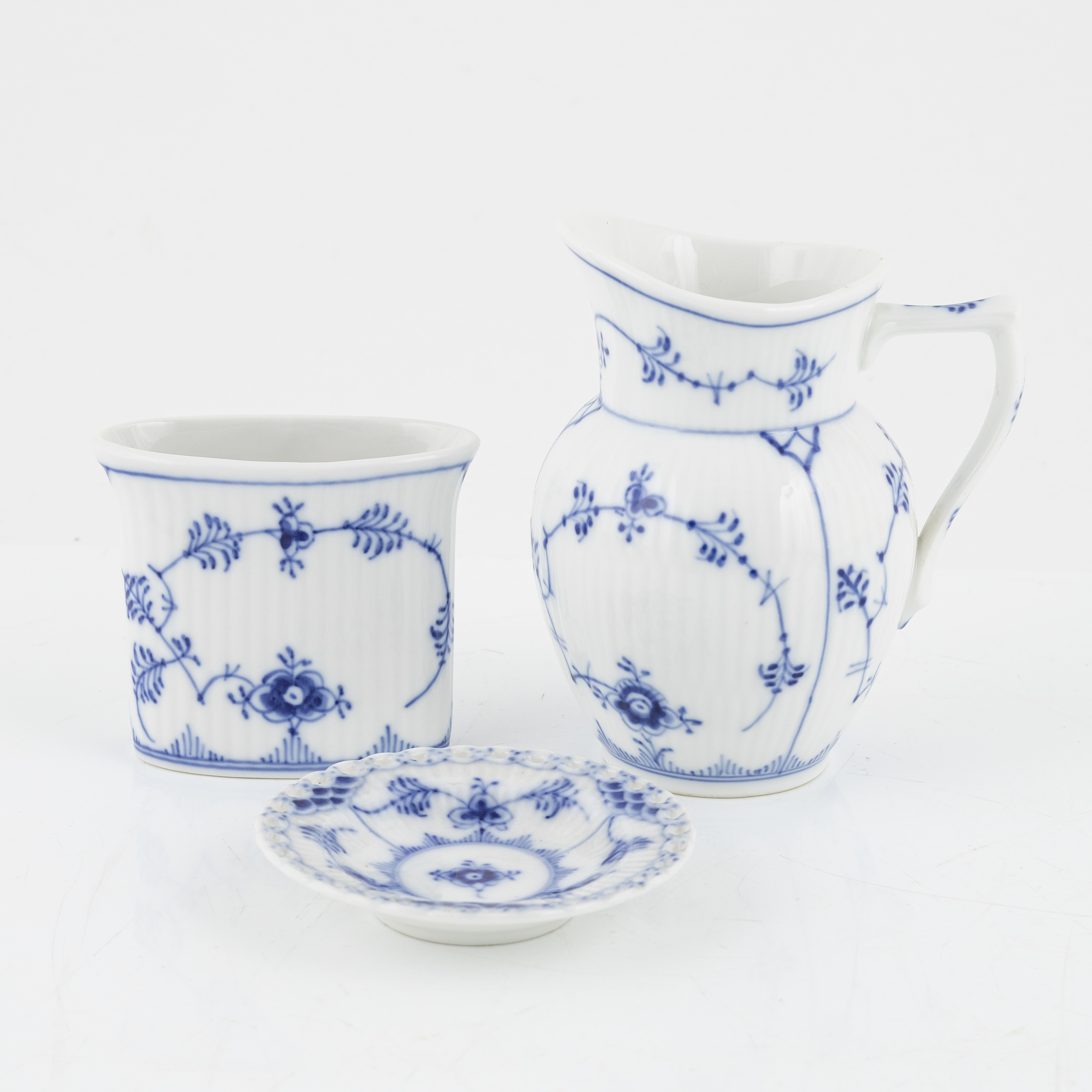 Royal Copenhagen, a 'Musselmalet' porcelain dinner service, Royal ...