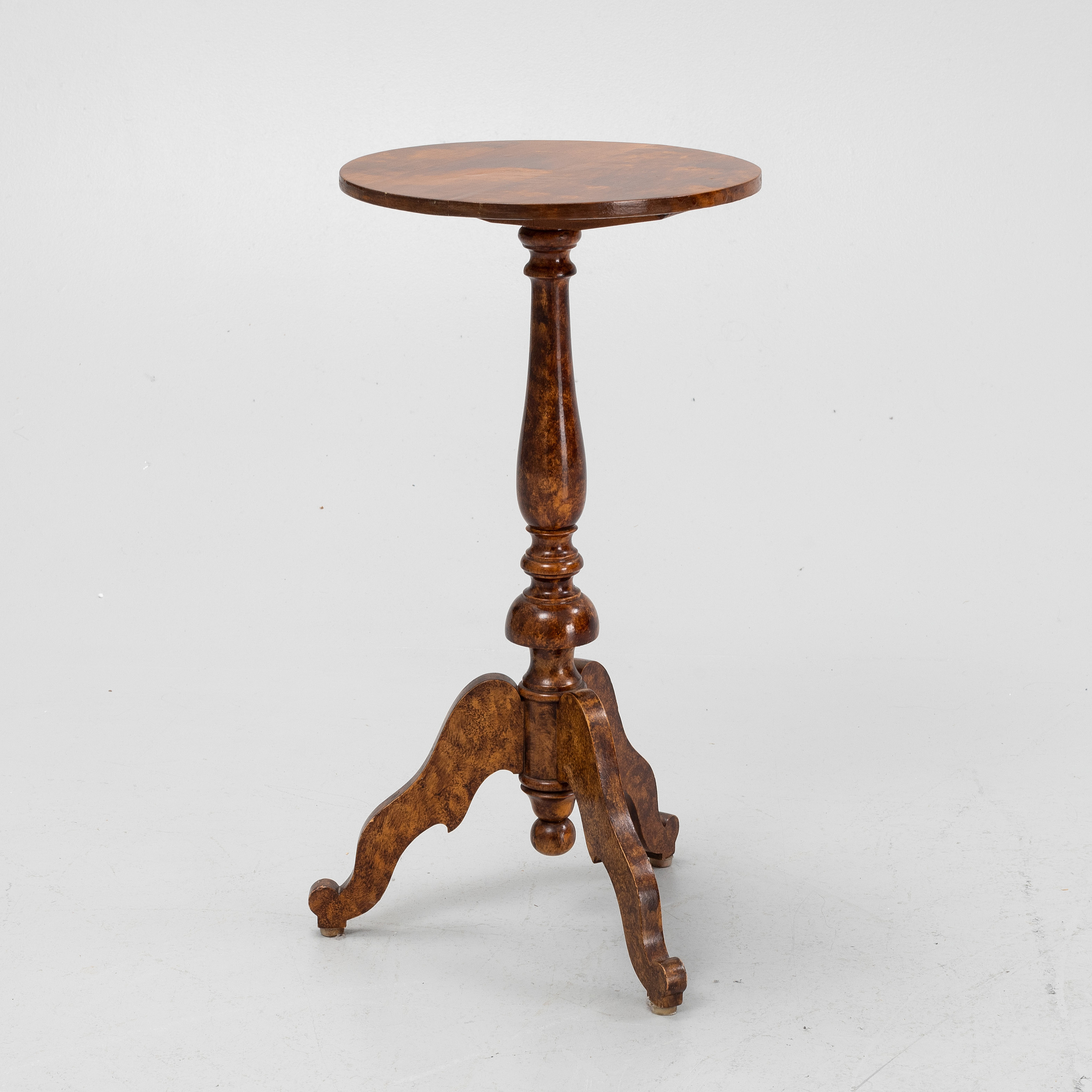 A birch side table, 20th Century. - Bukowskis