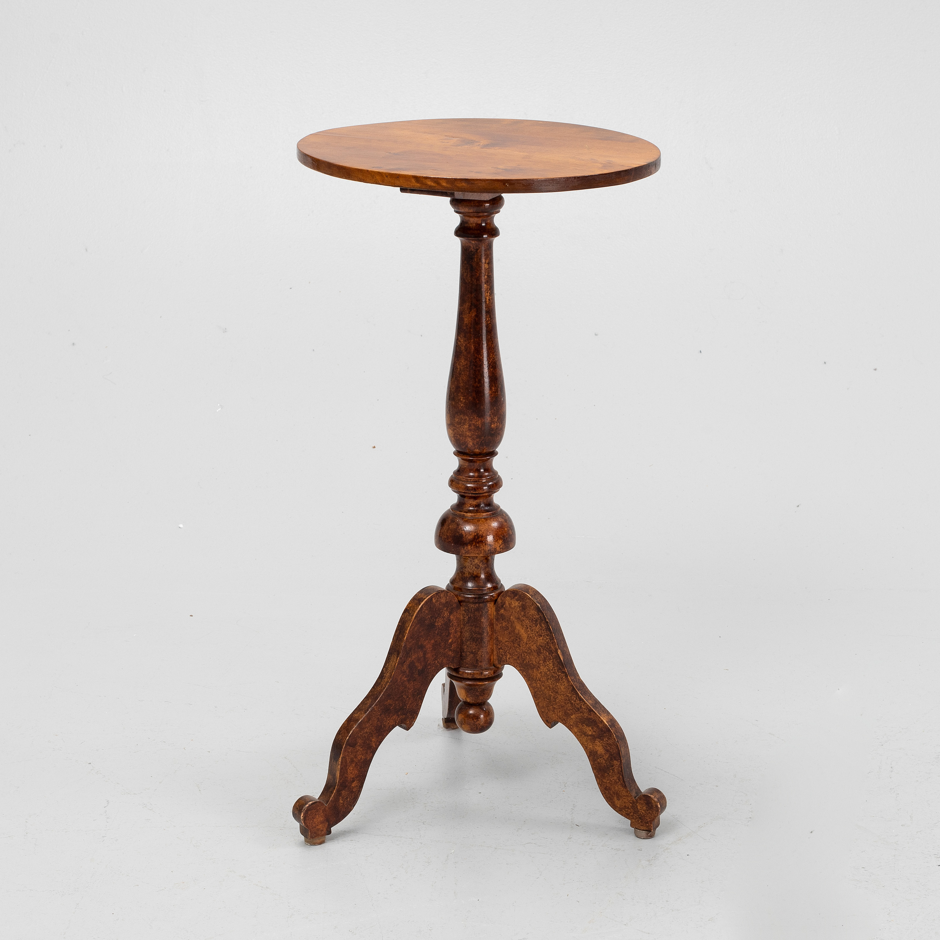 A birch side table, 20th Century. - Bukowskis