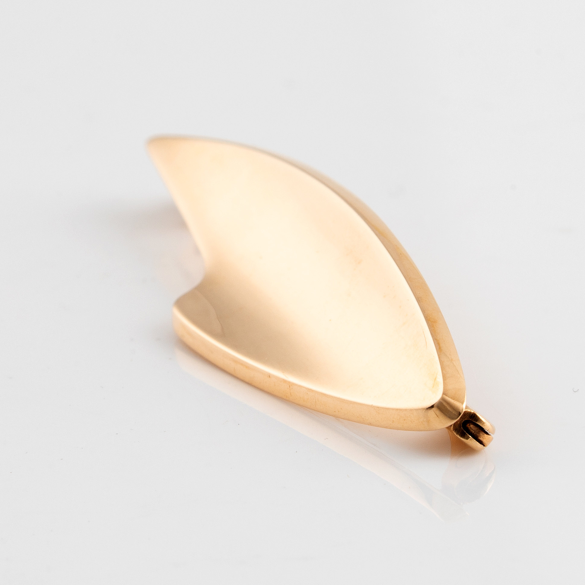 Bent Knudsen, 14K gold, stylised leaf brooch, Denmark 1960's. - Bukowskis