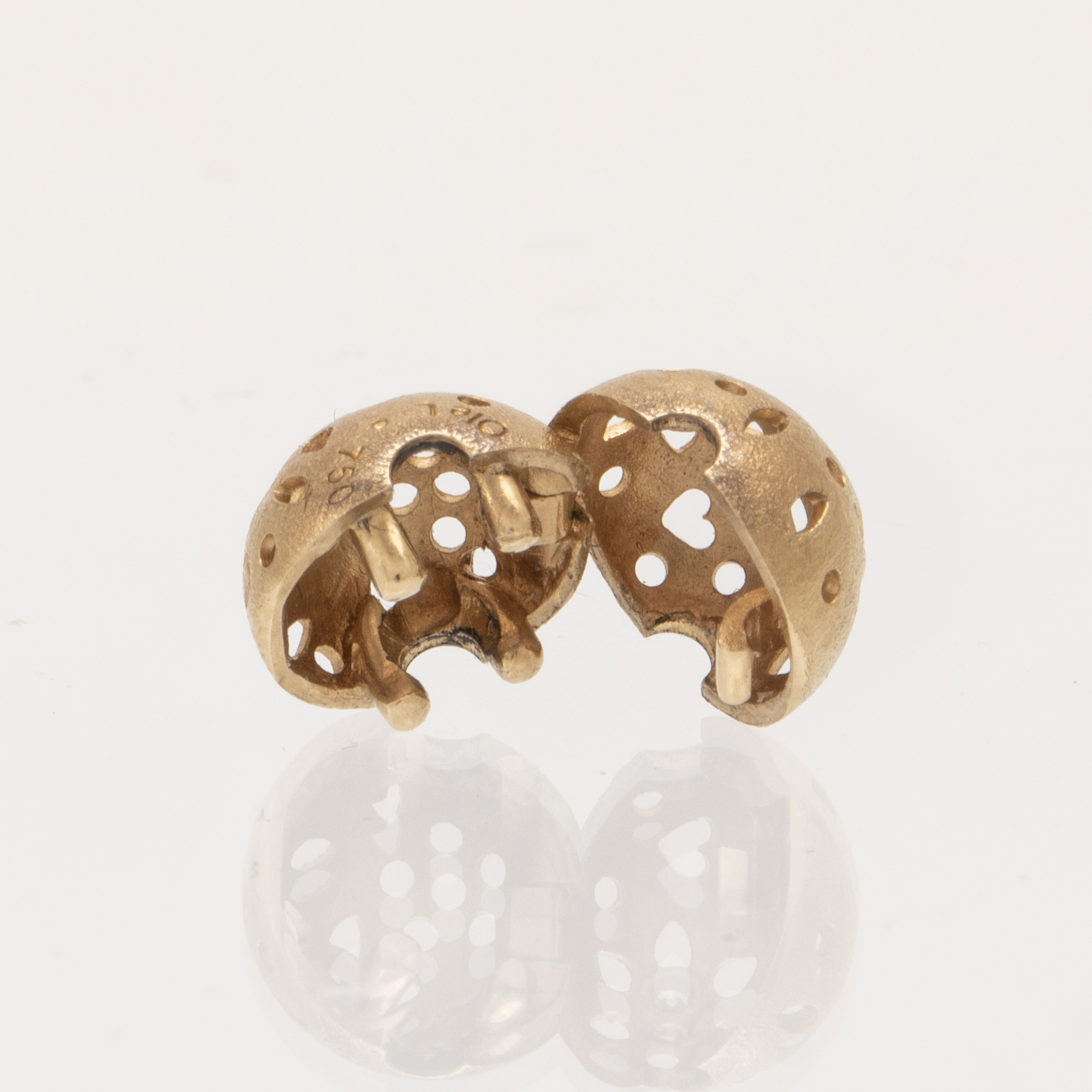 An 18K gold "Lace" lock by Ole Lynggaard set with round brilliant cut ...