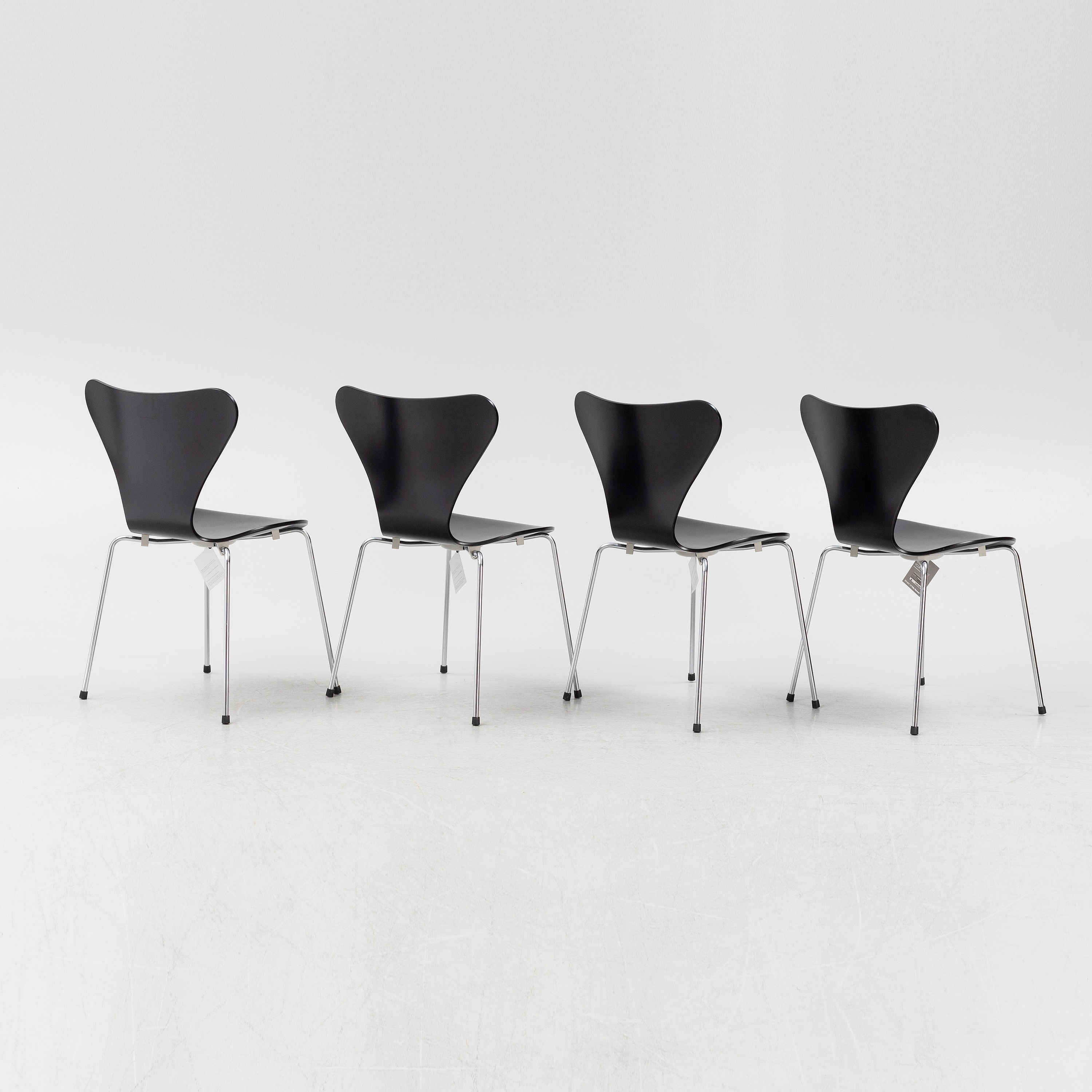 Arne Jacobsen, a set of four 'Series 7' chairs for Fritz Hansen, 2019 ...