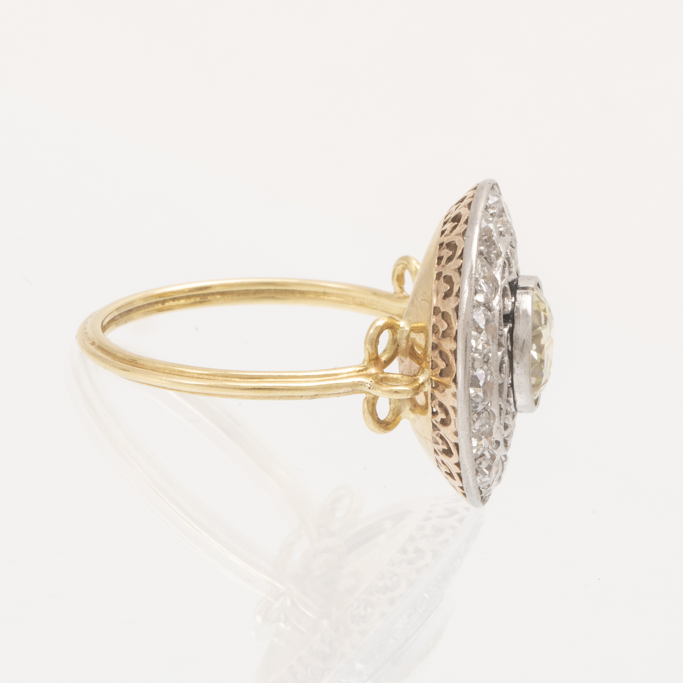 Ring 21K vitt och rött guld med gammalslipade diamanter. - Bukowskis