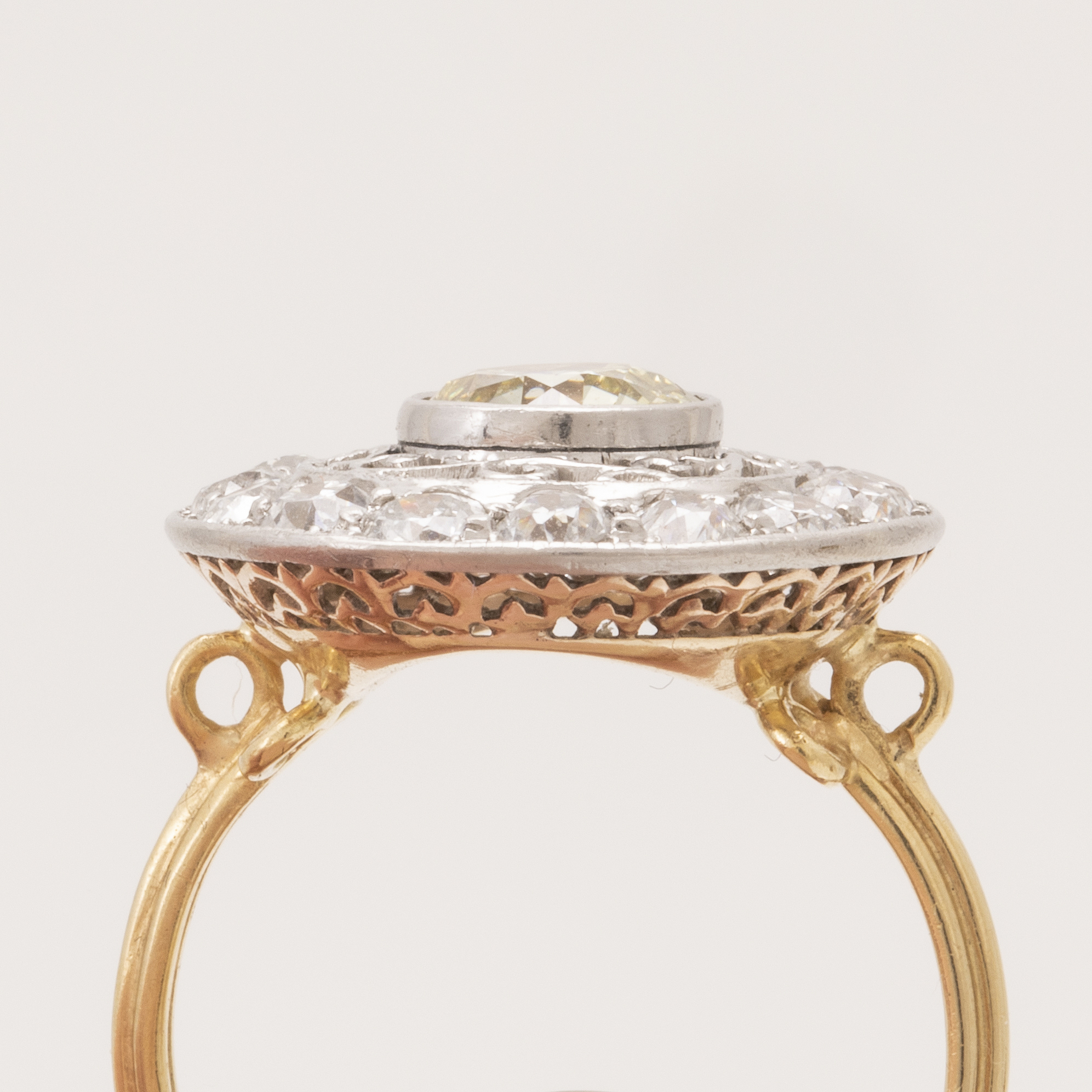 An 21K white and red gold ring set with old cut diamonds. - Bukowskis