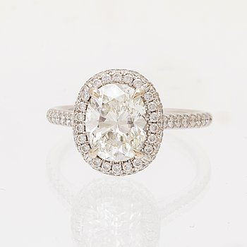 Ring 18K vitt guld med oval briljantslipad diamant samt runda ...