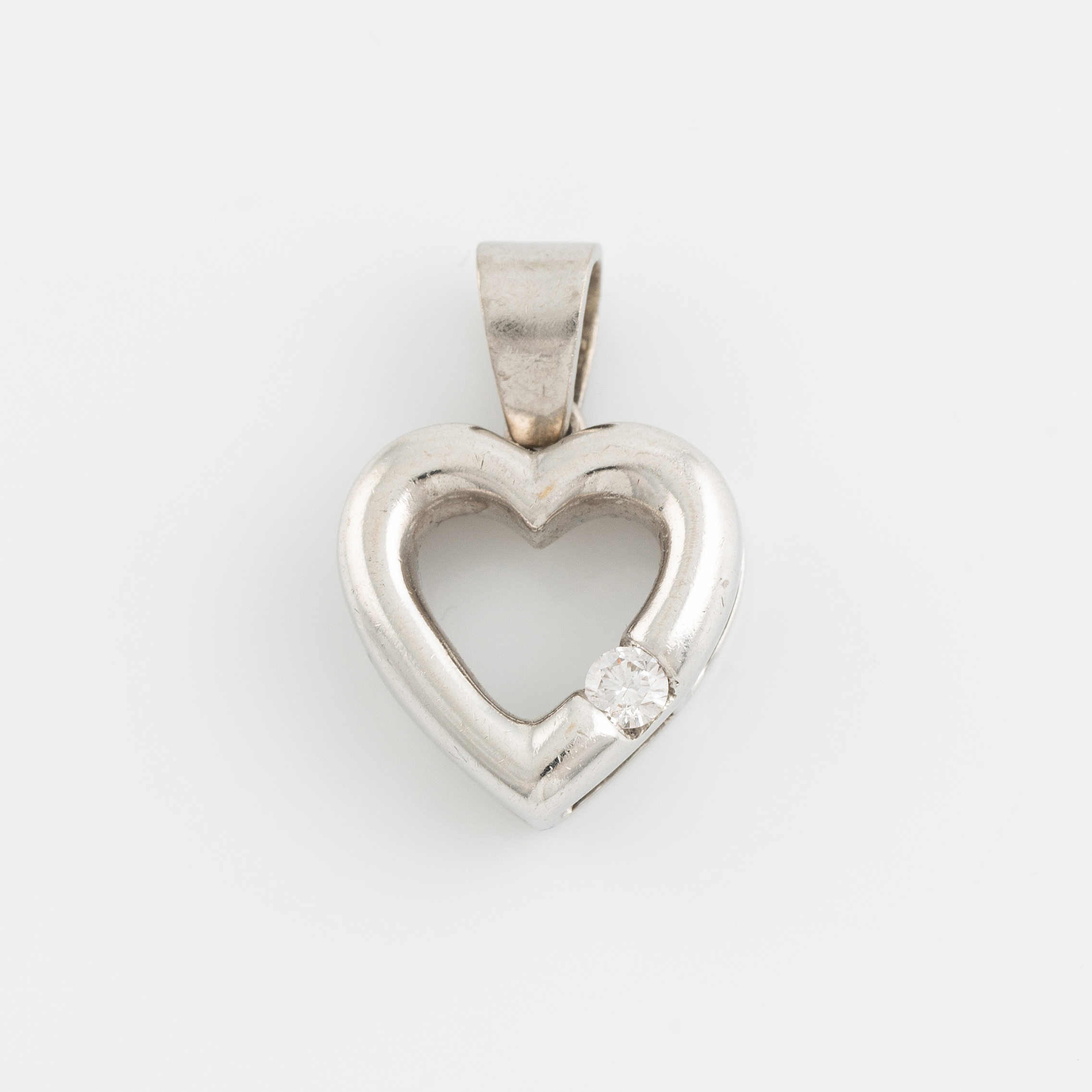 Hänge, hjärta i vitt guld med briljantslipad diamant. - Bukowskis