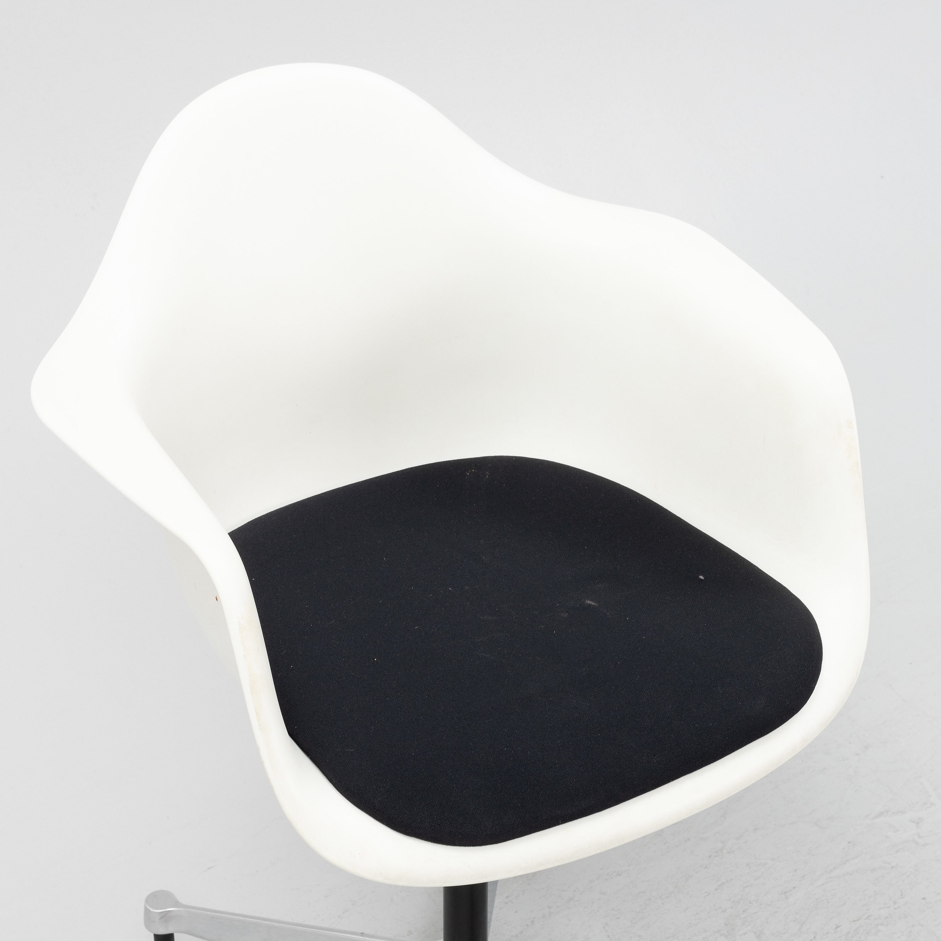 Charles & Ray Eames, stol, "PACC", Vitra. - Bukowskis