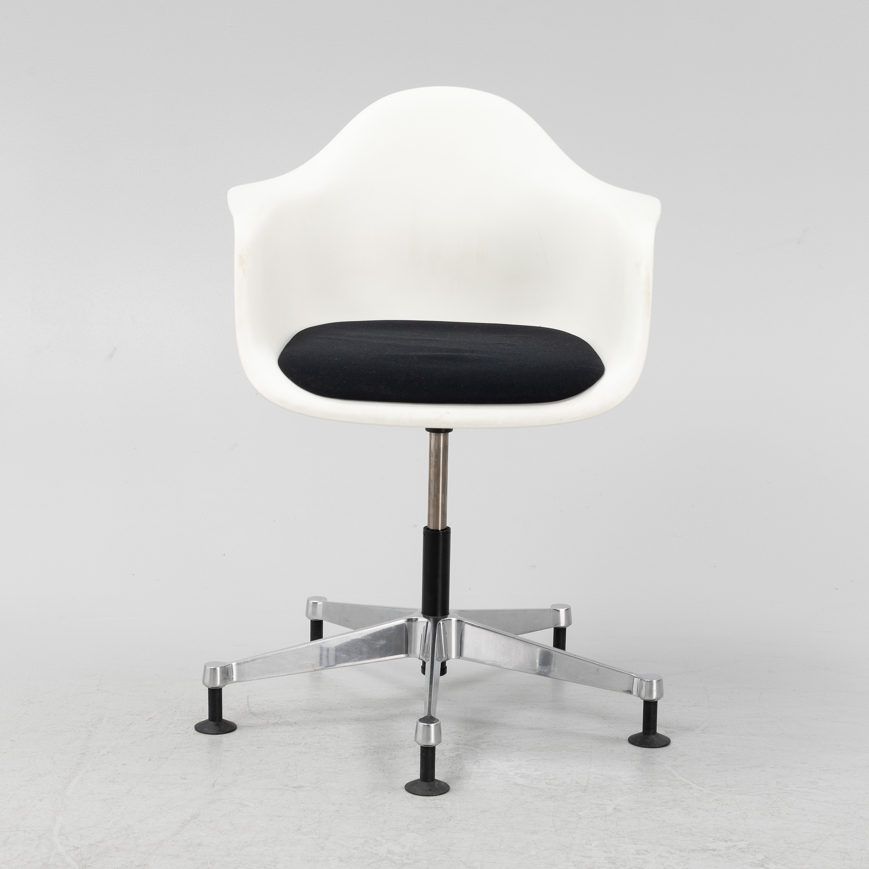 Charles & Ray Eames, stol, "PACC", Vitra. - Bukowskis