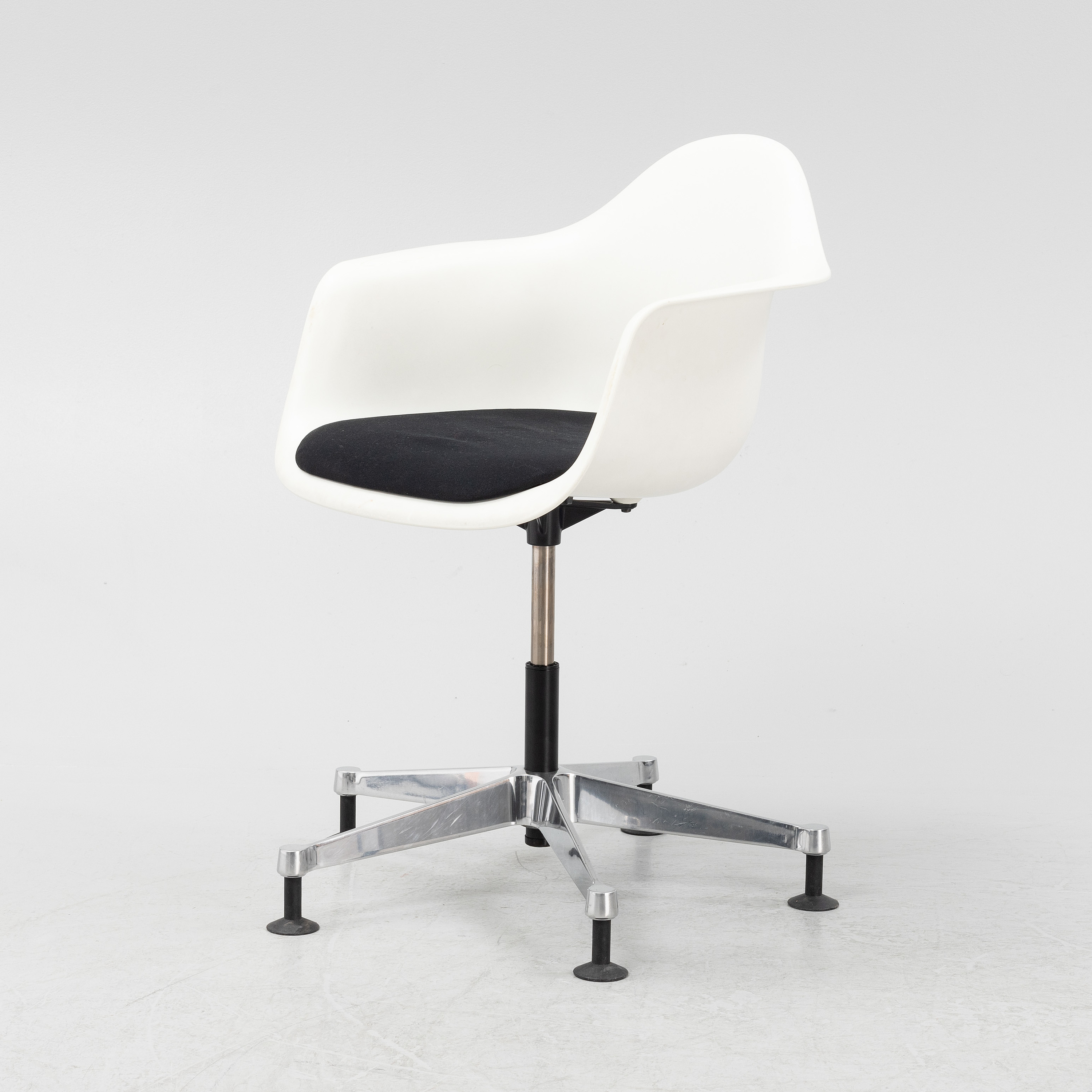 Charles & Ray Eames, stol, "PACC", Vitra. - Bukowskis