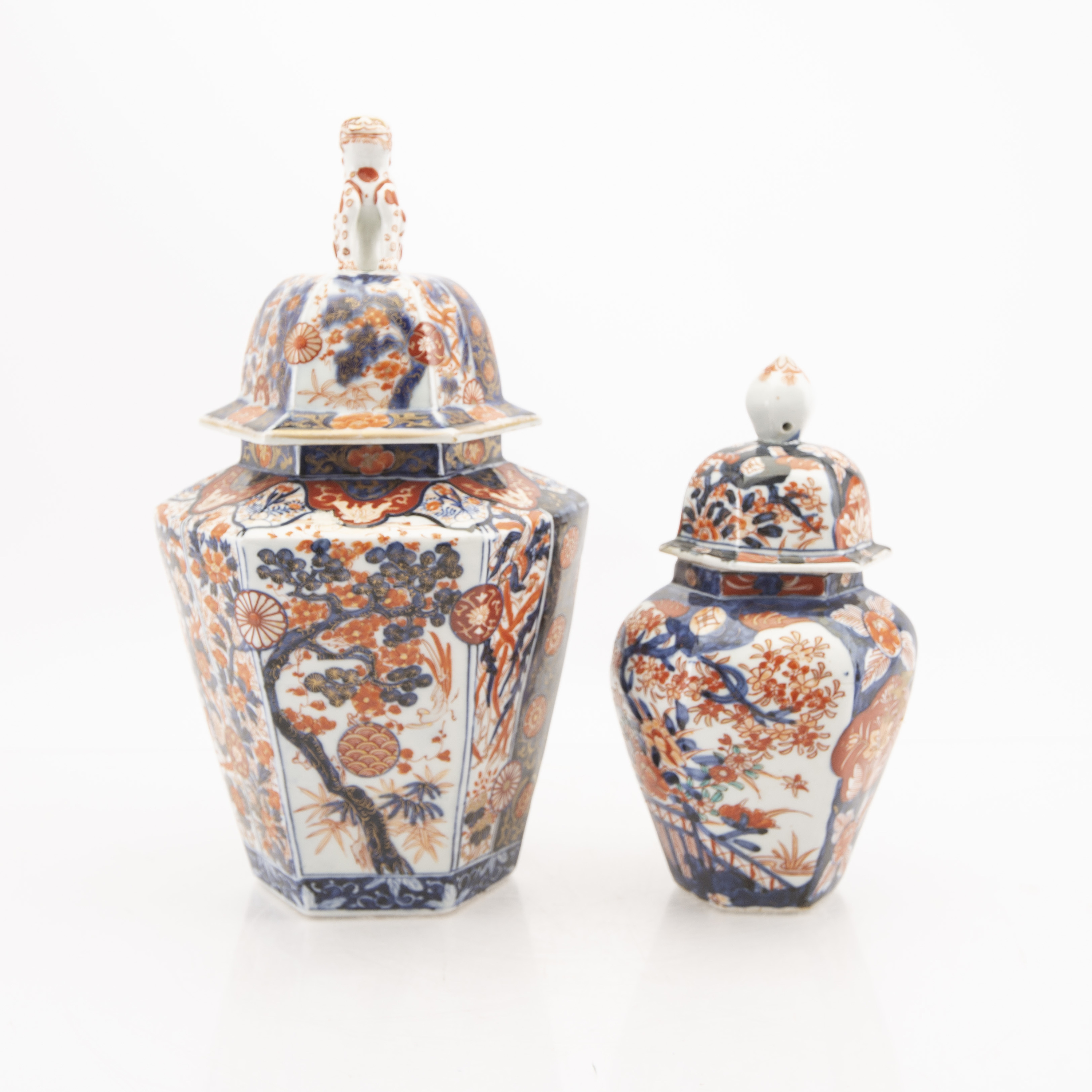 A set of seve Japanese Imari porcelain urns av vases 19th/20th century ...