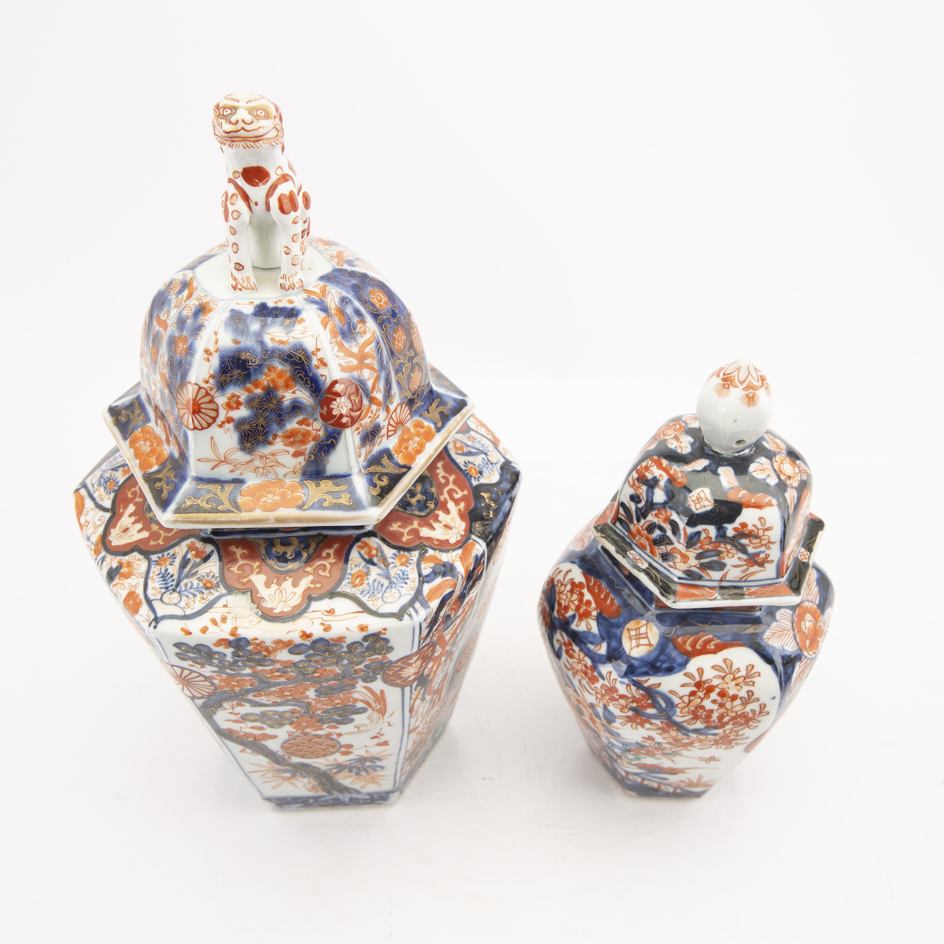 A set of seve Japanese Imari porcelain urns av vases 19th/20th century ...