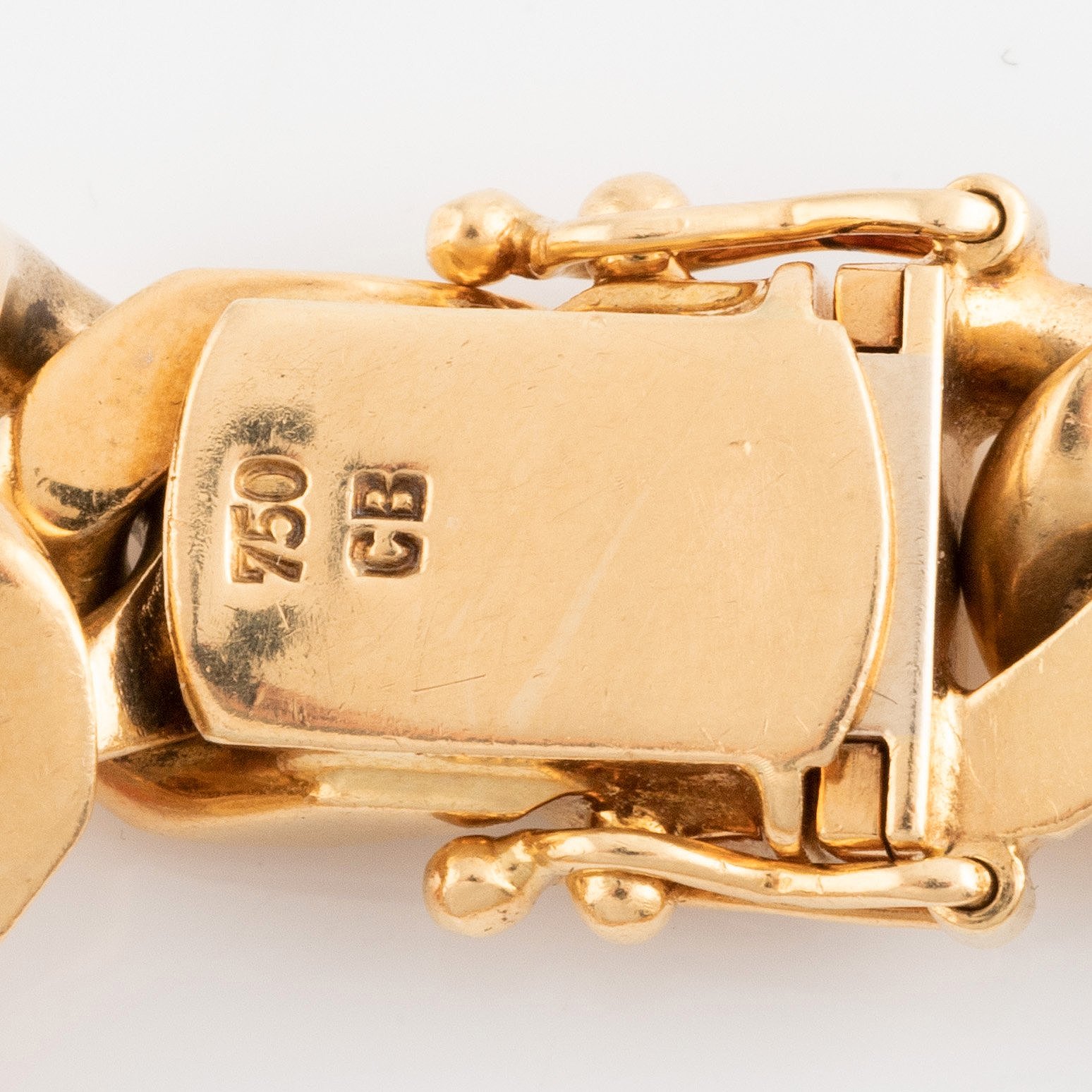A Bucherer bracelet in 18K gold set with coral and round brilliant-cut ...