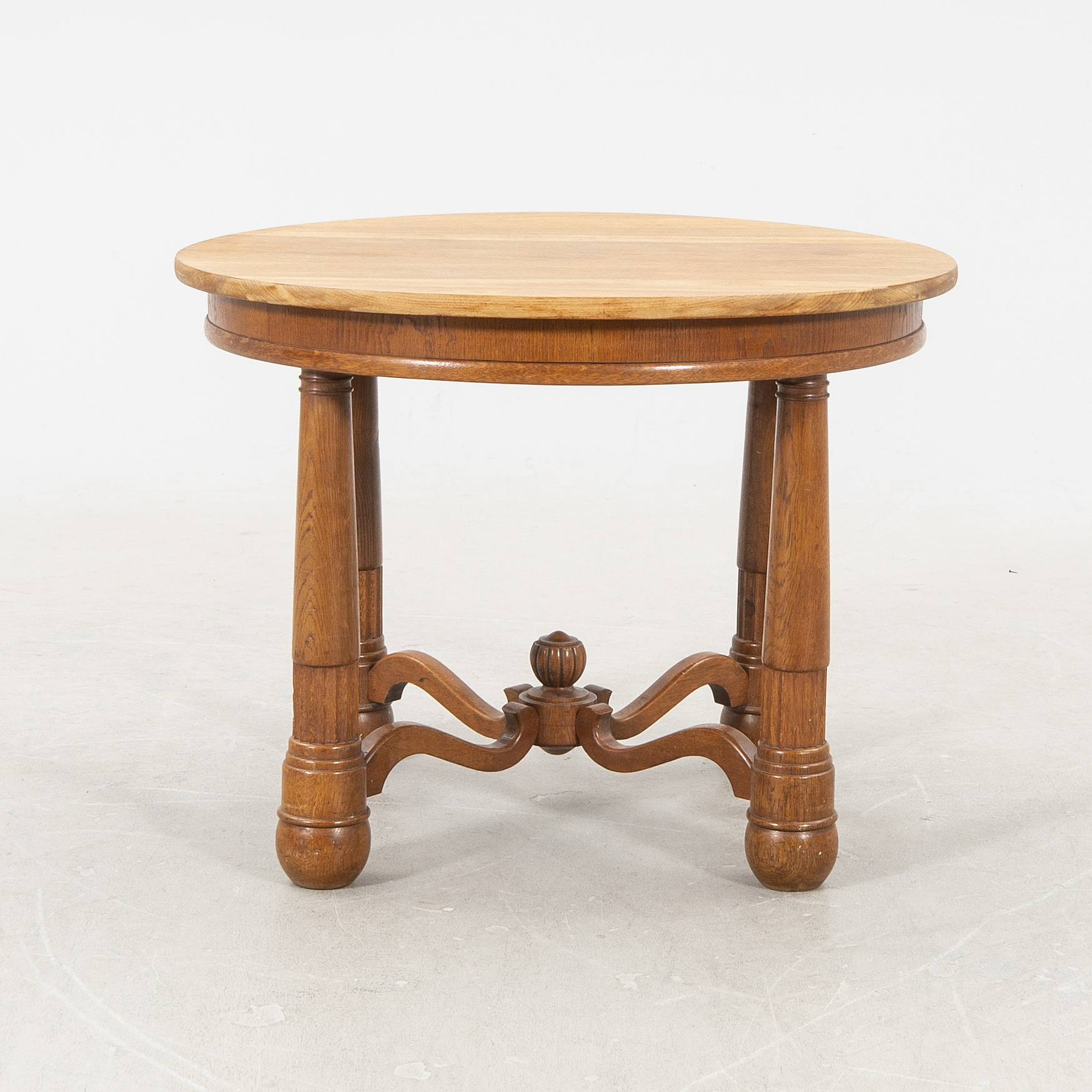 An early 1900s oak table. - Bukowskis
