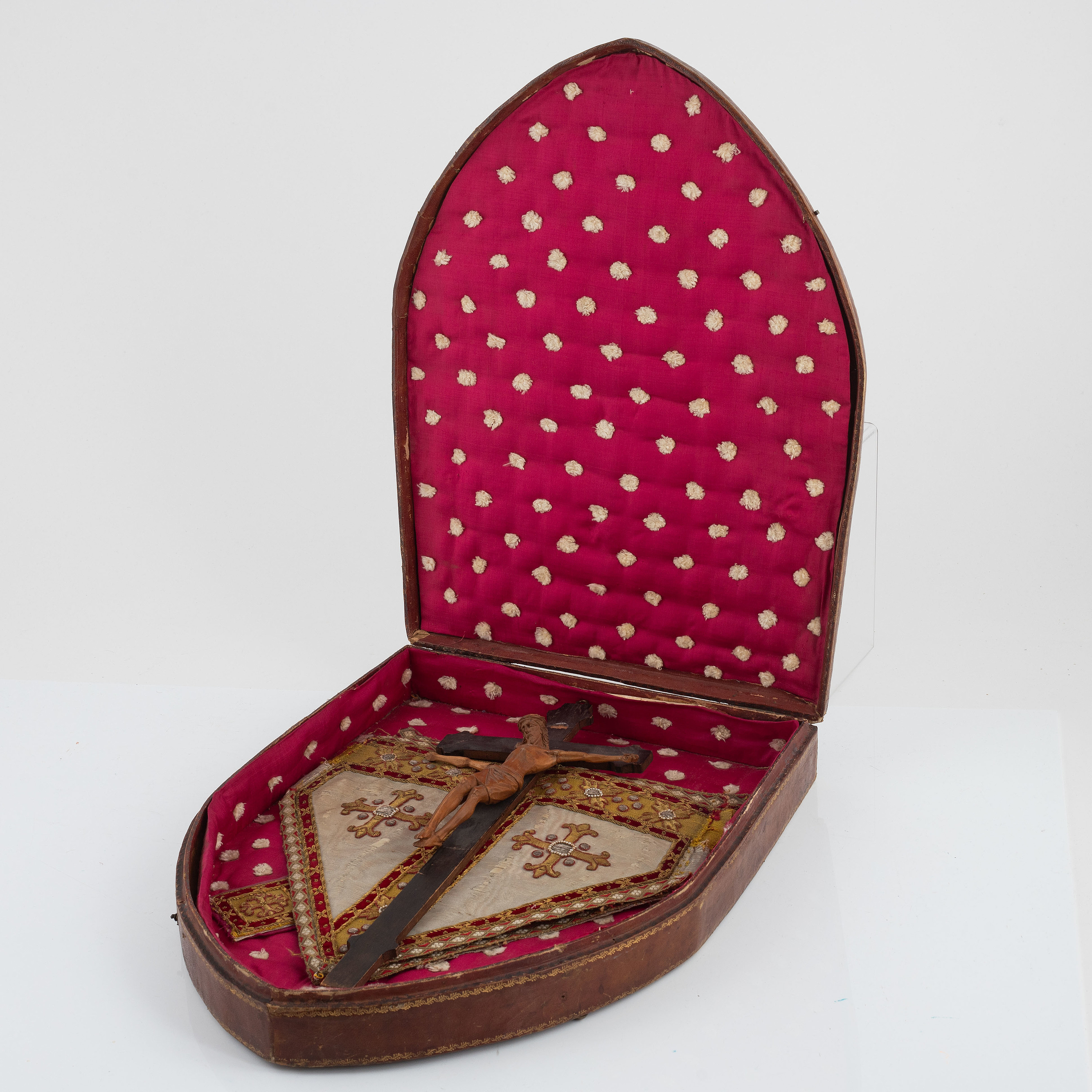 Bishop's mitre with case, circa 1800. - Bukowskis
