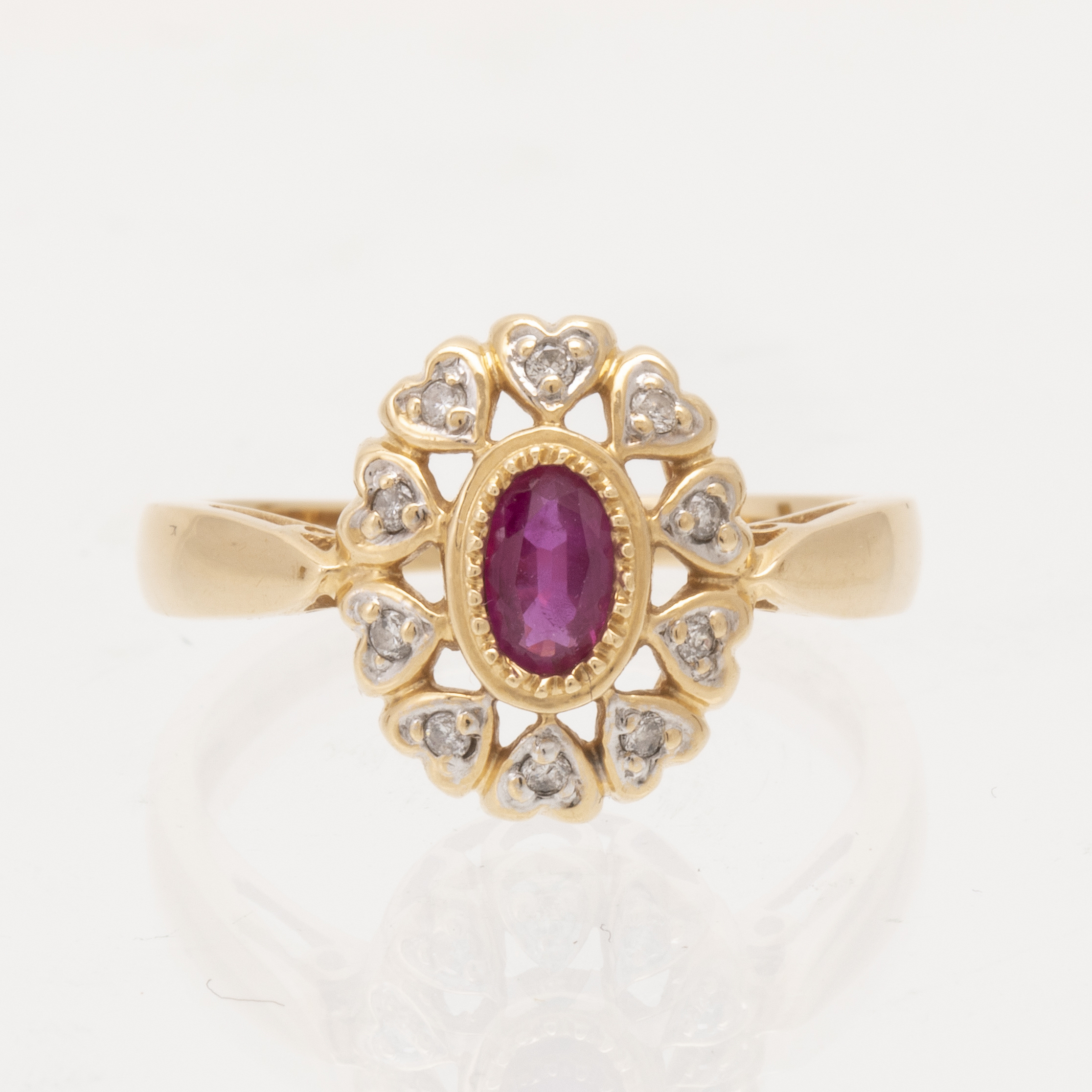 Ring 18K guld och oval briljantslipad rubin samt runda briljantslipade diamanter. - Bukowskis
