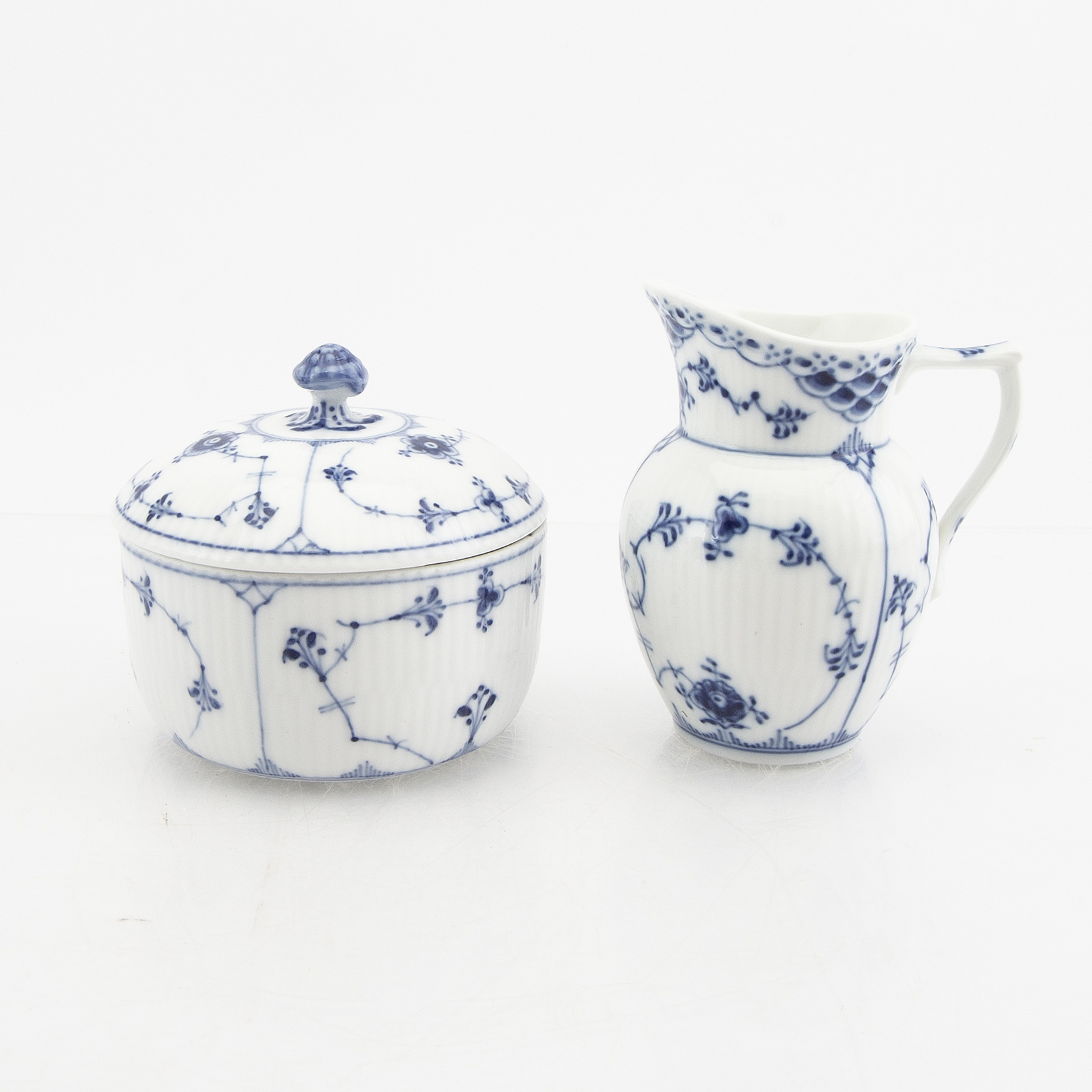 A 40 pcs Musselmalet porcelain service Royal Copenhagen. - Bukowskis