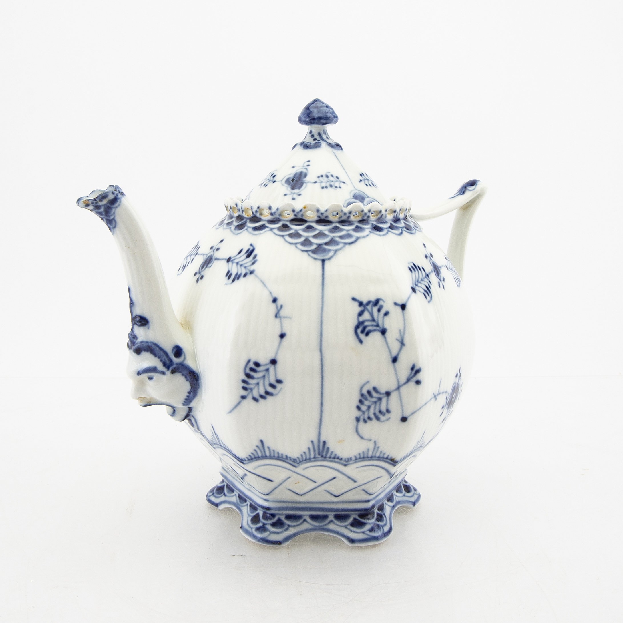A Royal Copenahgen "Musselmalet helblnode" porcelain teapot Denmark ...