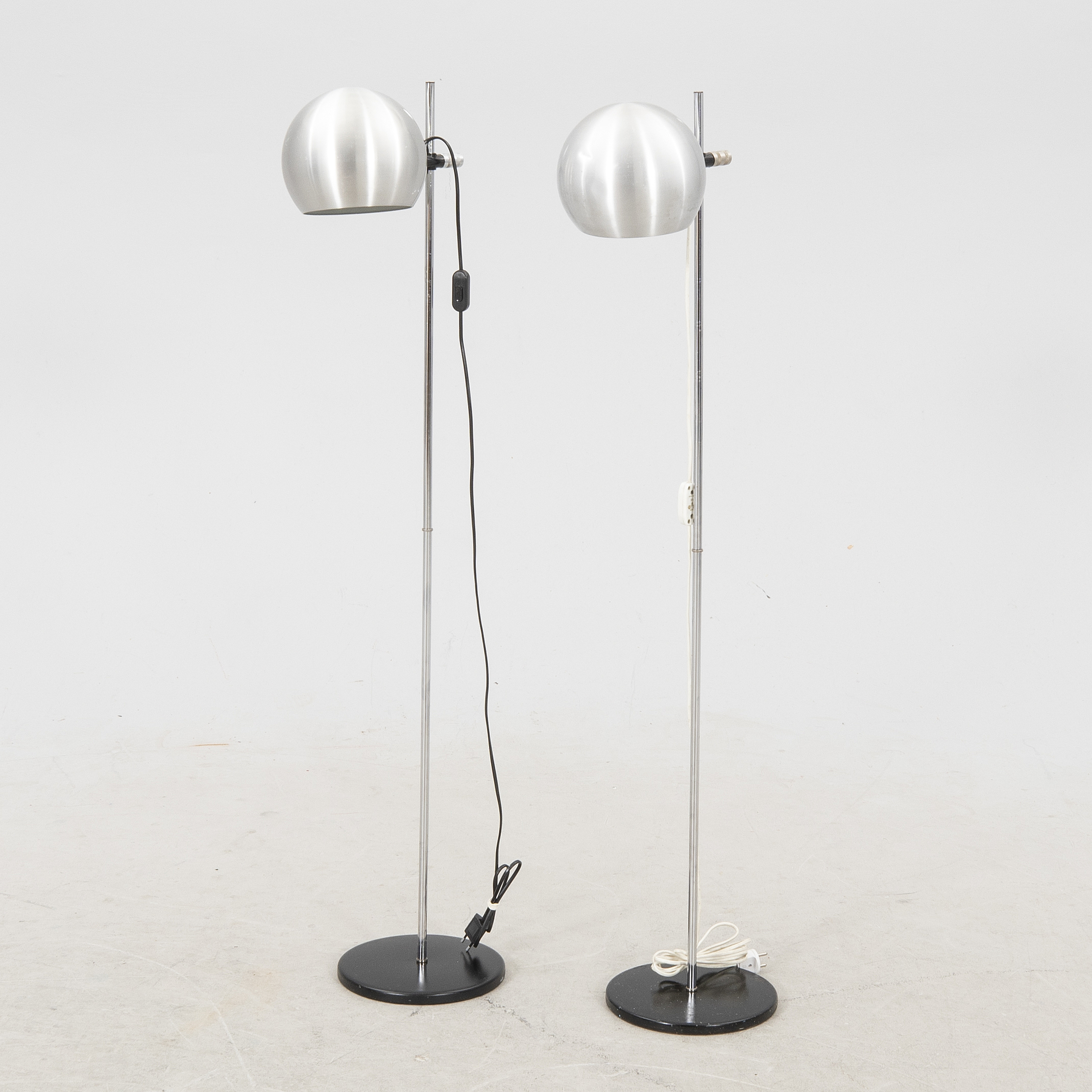 A pair of Heimi steel 1970s floor lamps. - Bukowskis