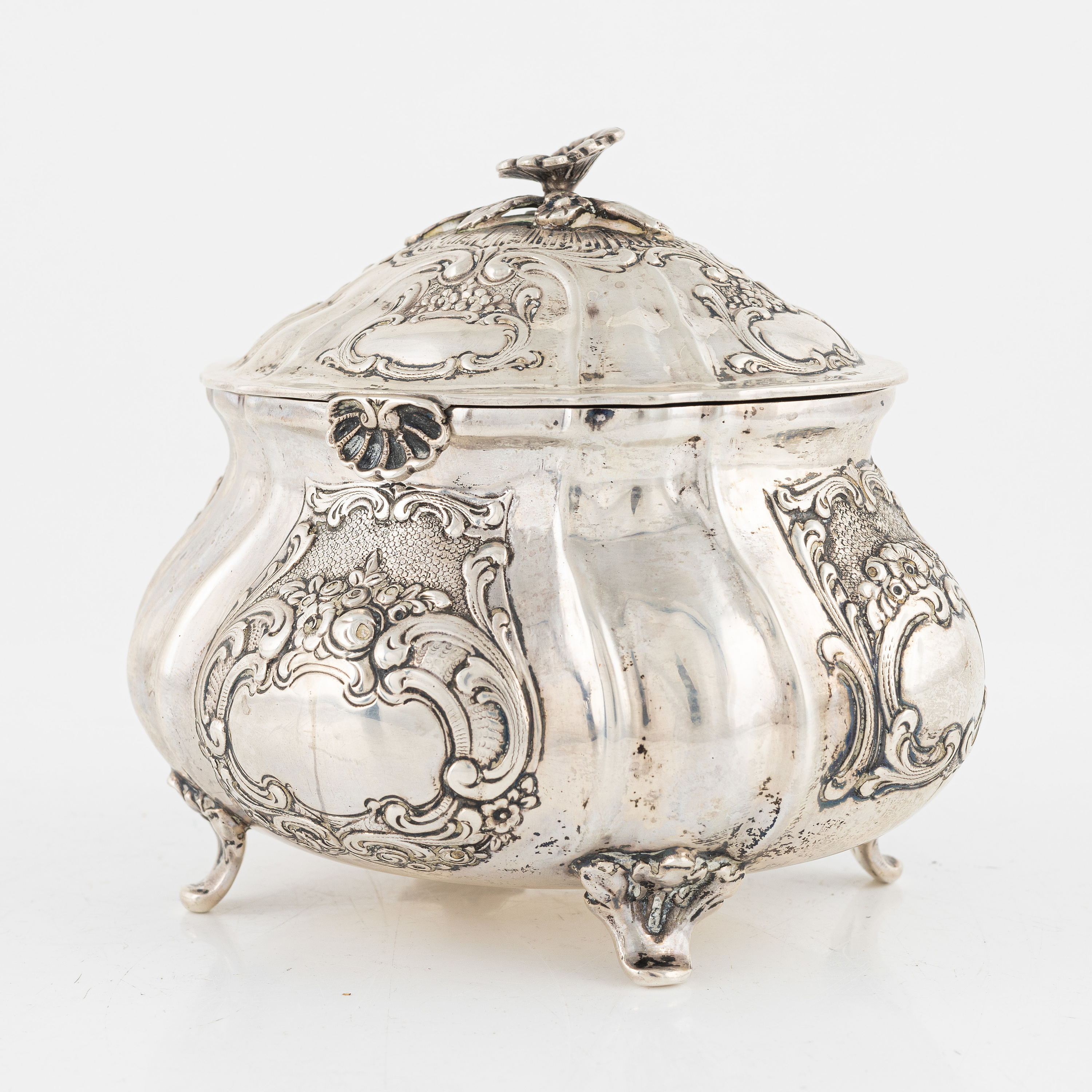 A silver rococo style sugarbox, early 20th Century. - Bukowskis