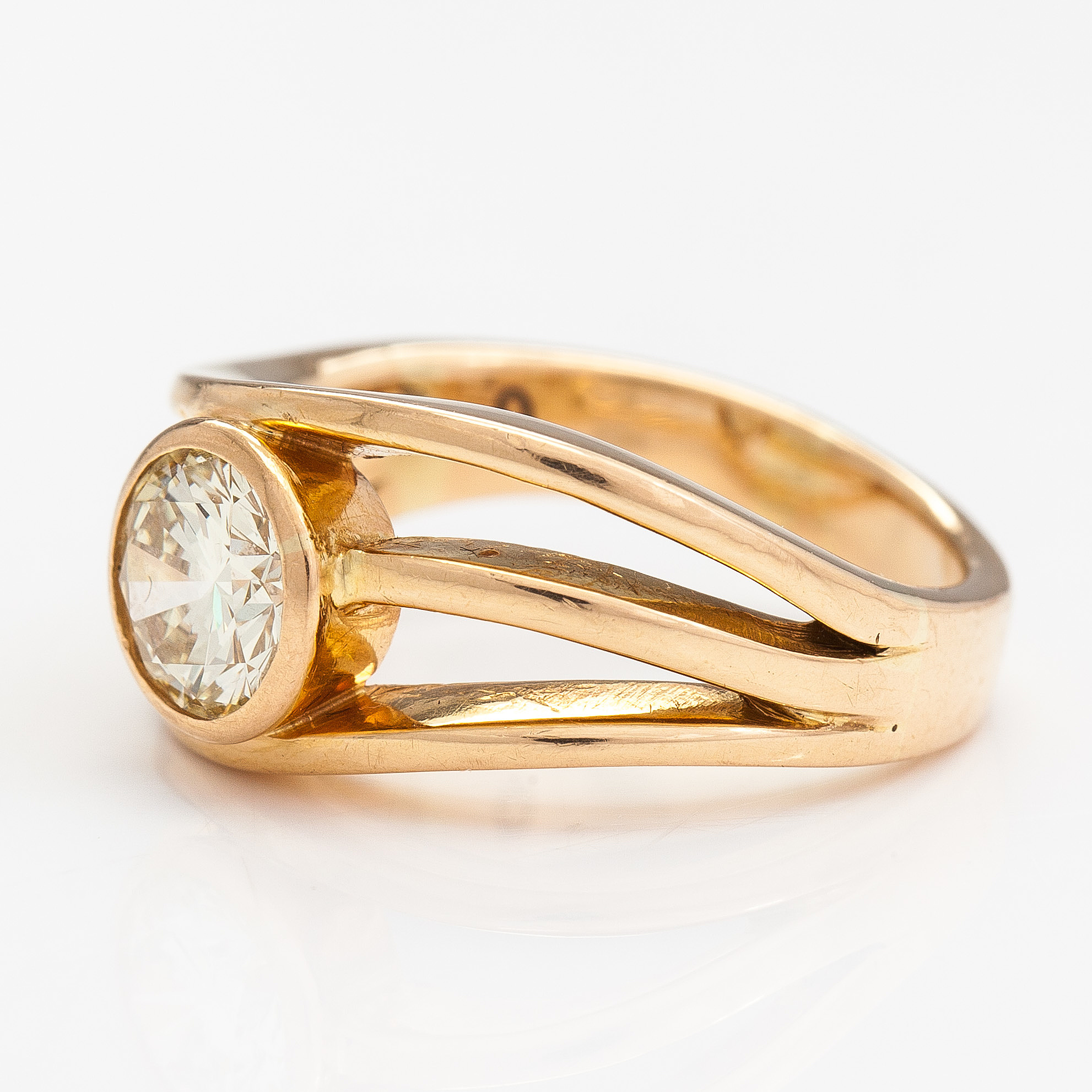 Ring, 18K guld och diamant ca 1.05 ct. Med certifikat. - Bukowskis