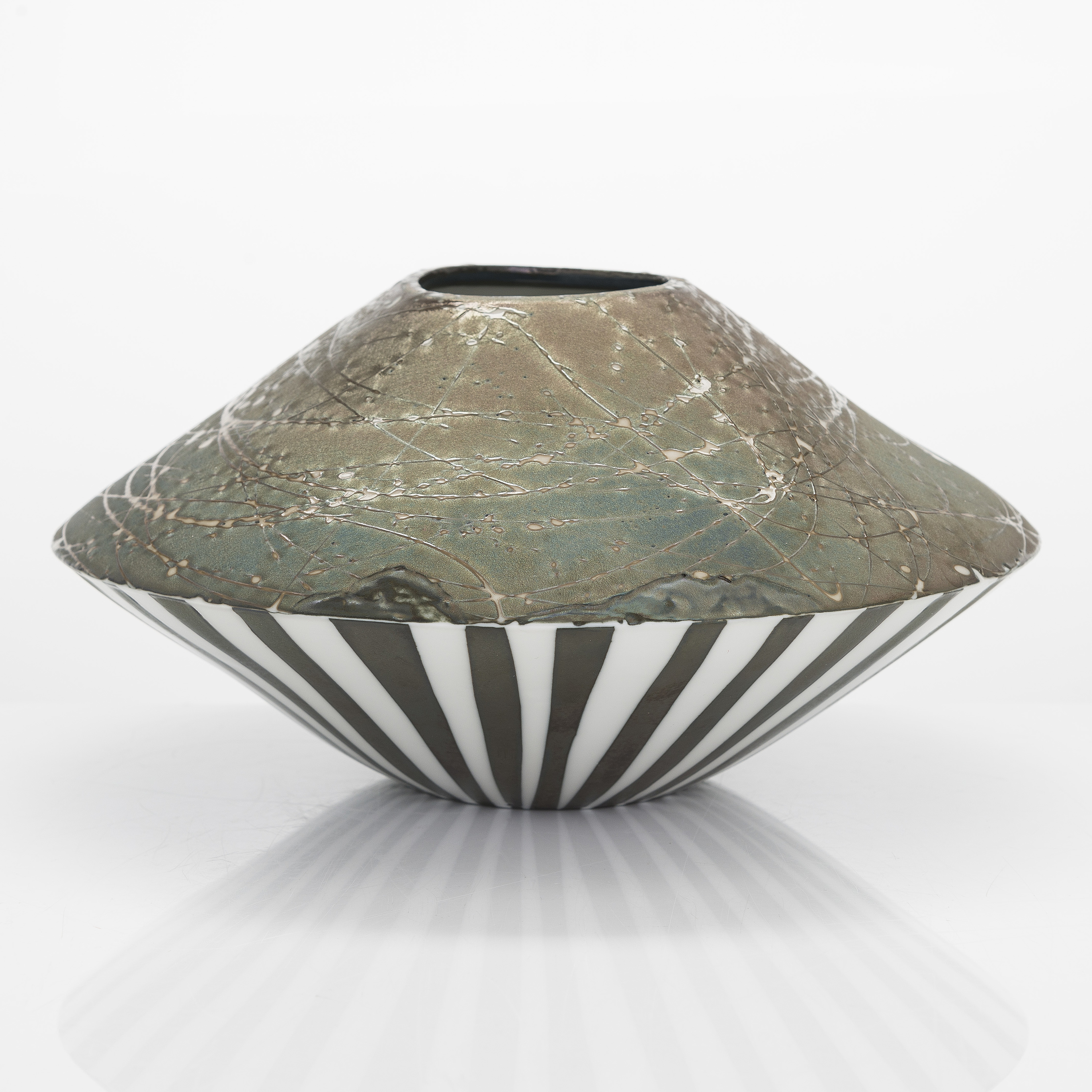 Inkeri Leivo, Urna, porslin, signerad Inkeri Leivo, Arabia. - Bukowskis