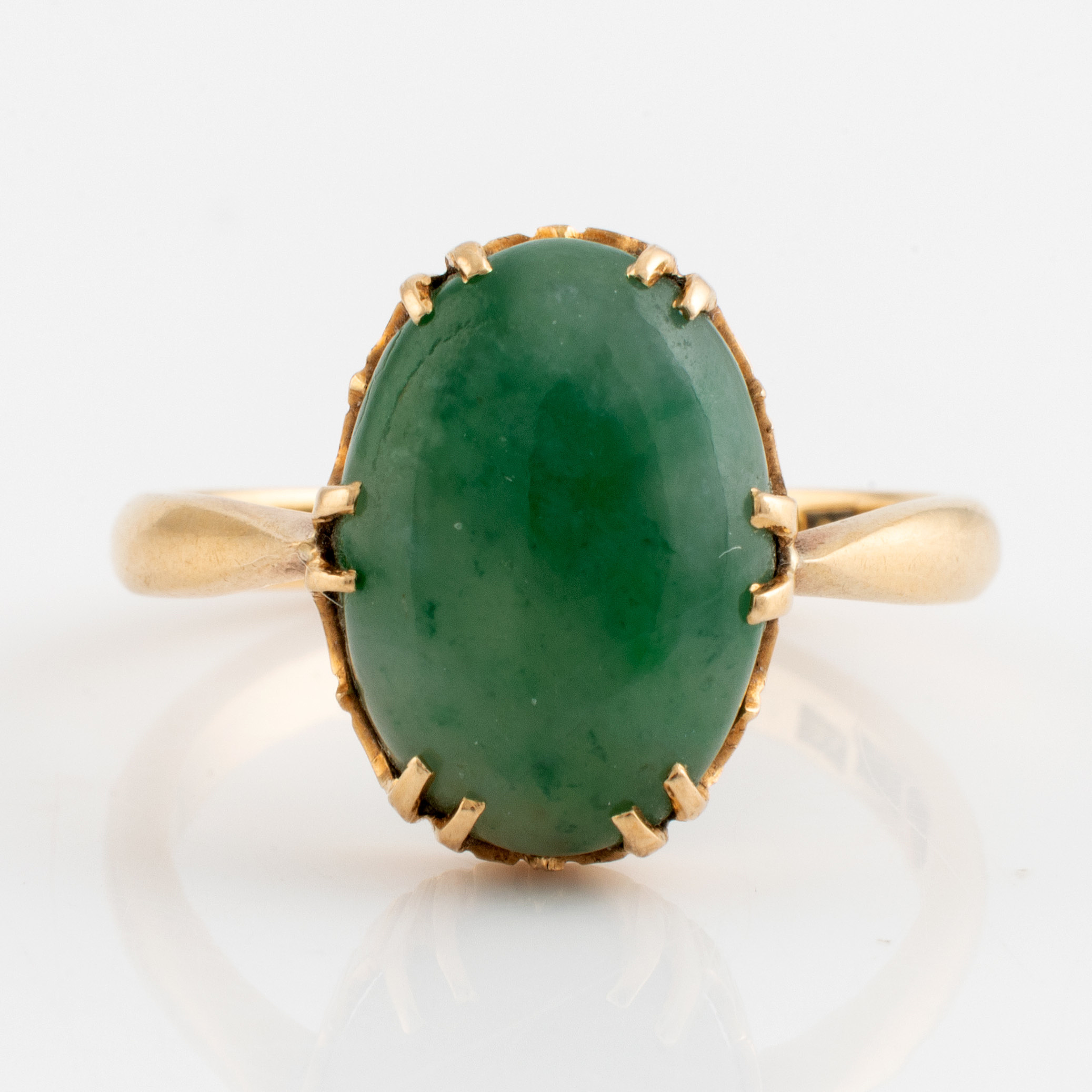 Ring, 18K guld med cabochonslipad grön sten. - Bukowskis