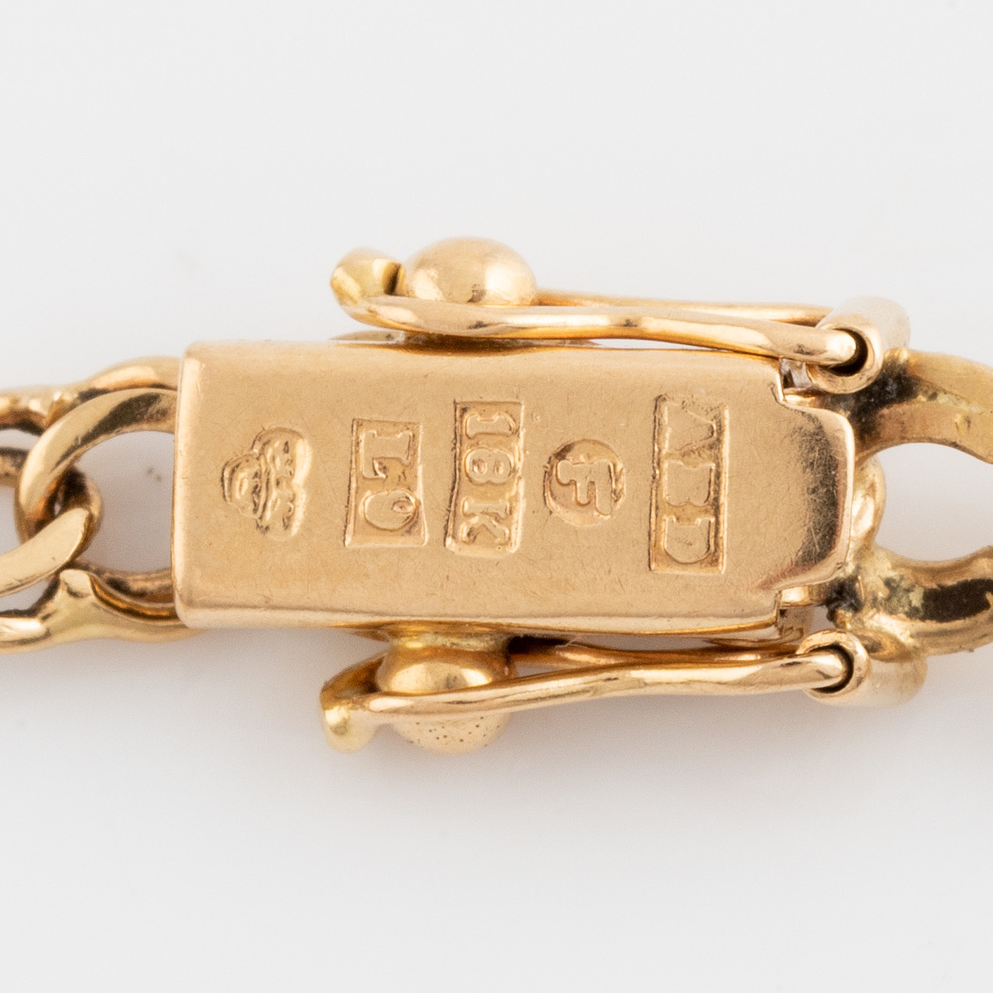 Armband 18K guld bismarcklänk, med berlocker. - Bukowskis