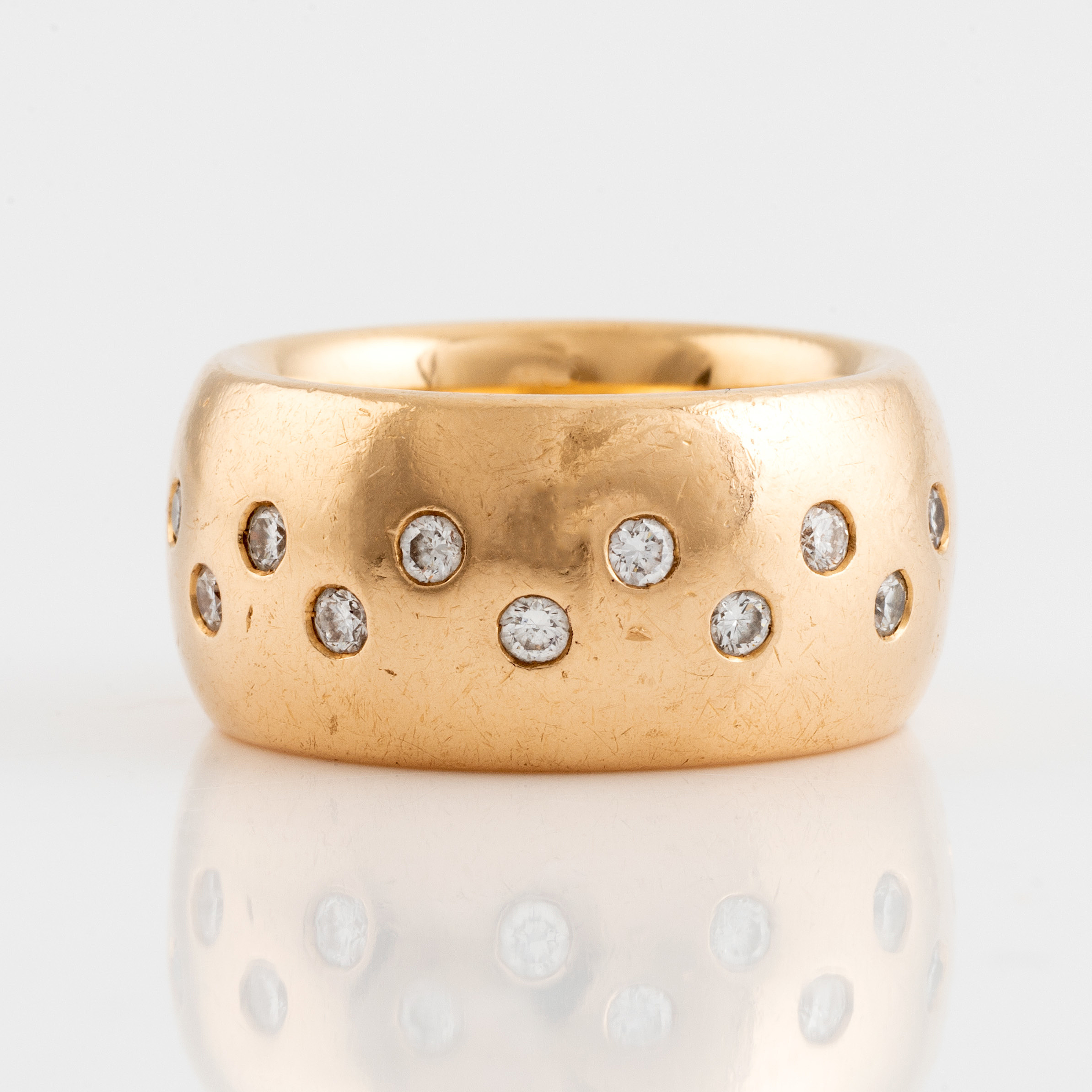 Ring 18K guld med runda briljantslipade diamanter. - Bukowskis