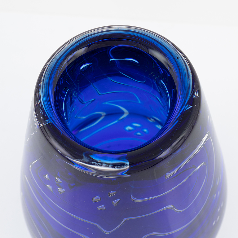 Lars Hellsten, a glass vase, Orrefors. - Bukowskis