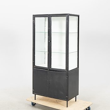 A painted mid 1900s medicine cabinet. - Bukowskis