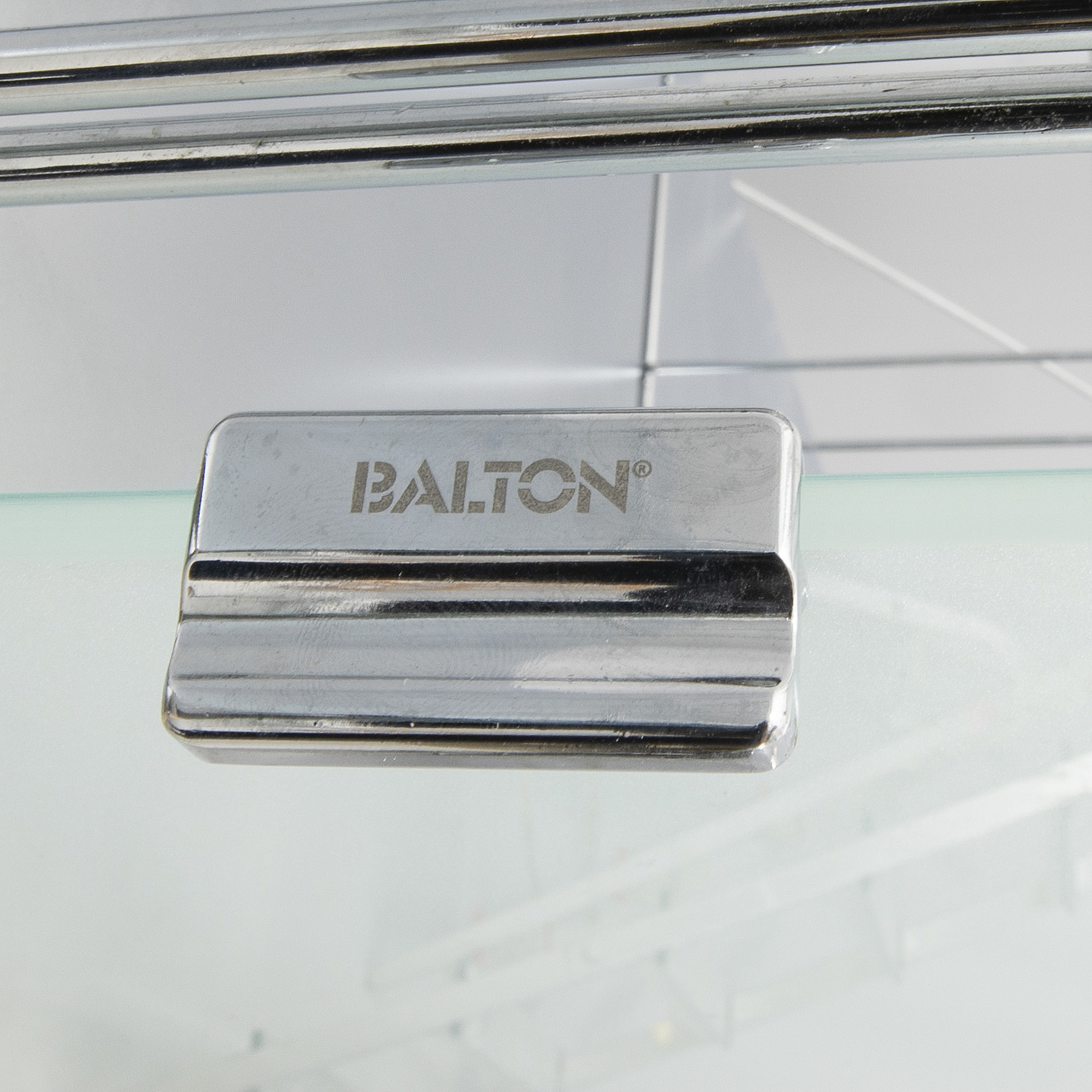 A 1980s Balton metal and glass shelf. - Bukowskis