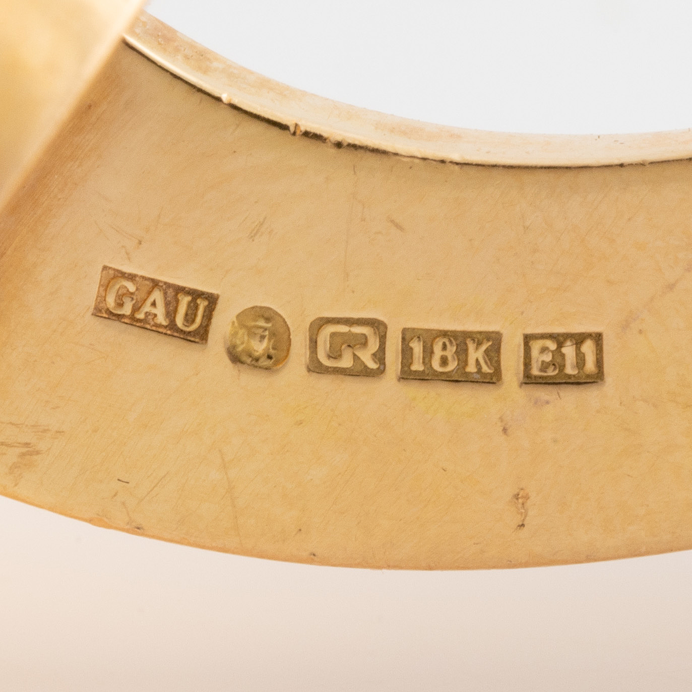 A pair of 18K gold Gaudy cufflinks with heraldic engraving. - Bukowskis