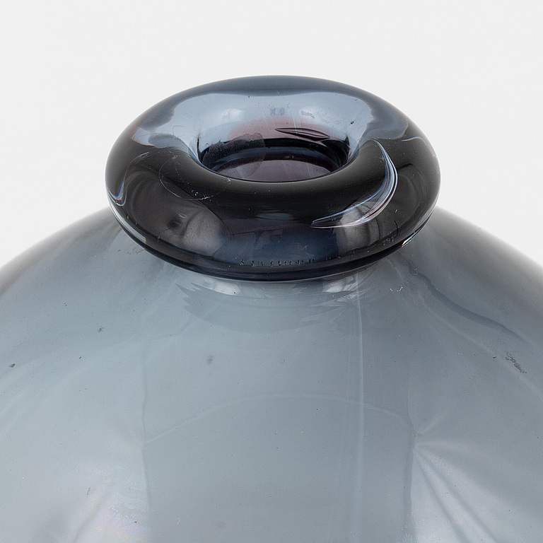 Nils Landberg, a glass vase, Orrefors, Sweden 1950s. - Bukowskis