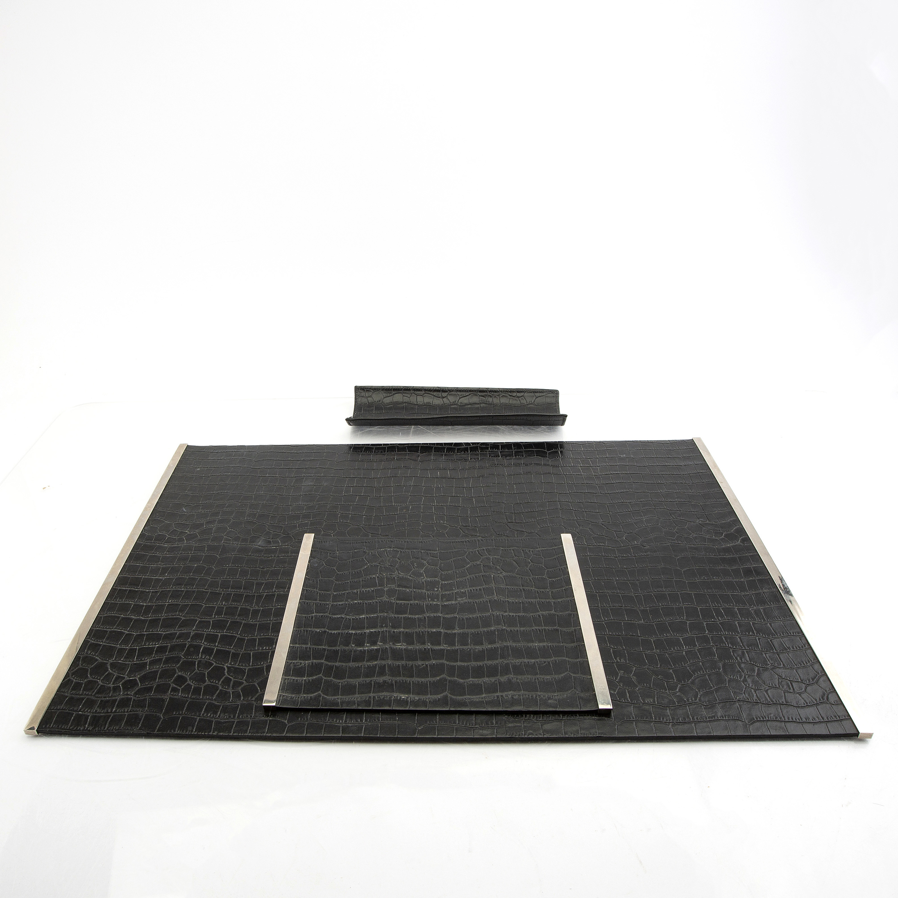 Armani Casa a three pcs leather desk set. - Bukowskis