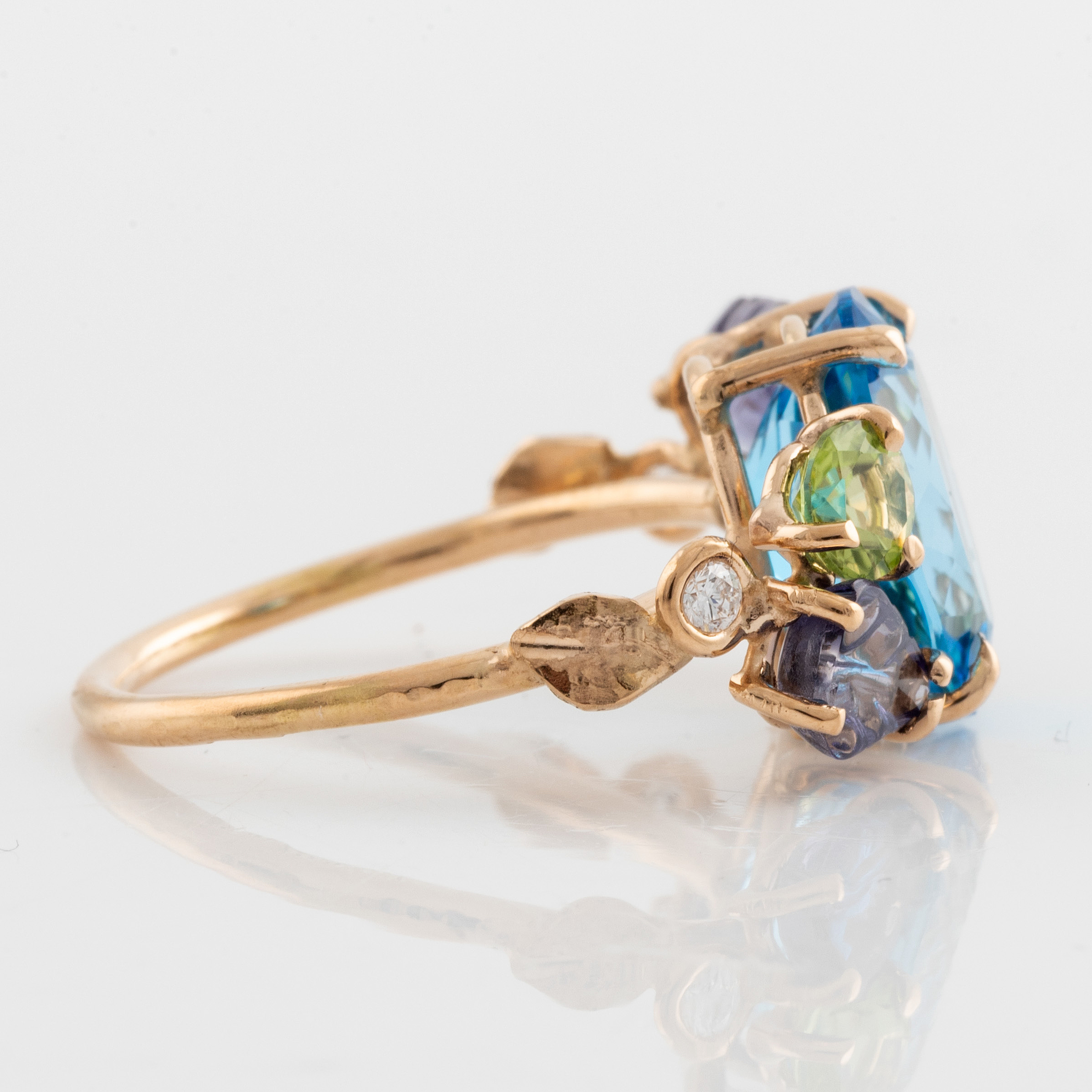 Ring med blå topas, peridot, skuren iolit i form av löv och ...