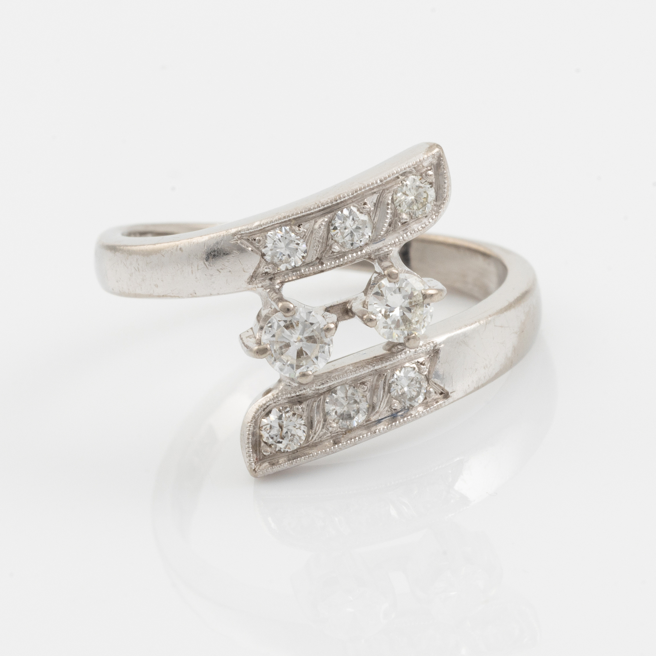 Ring 18K vitguld med runda briljantslipade diamanter. - Bukowskis