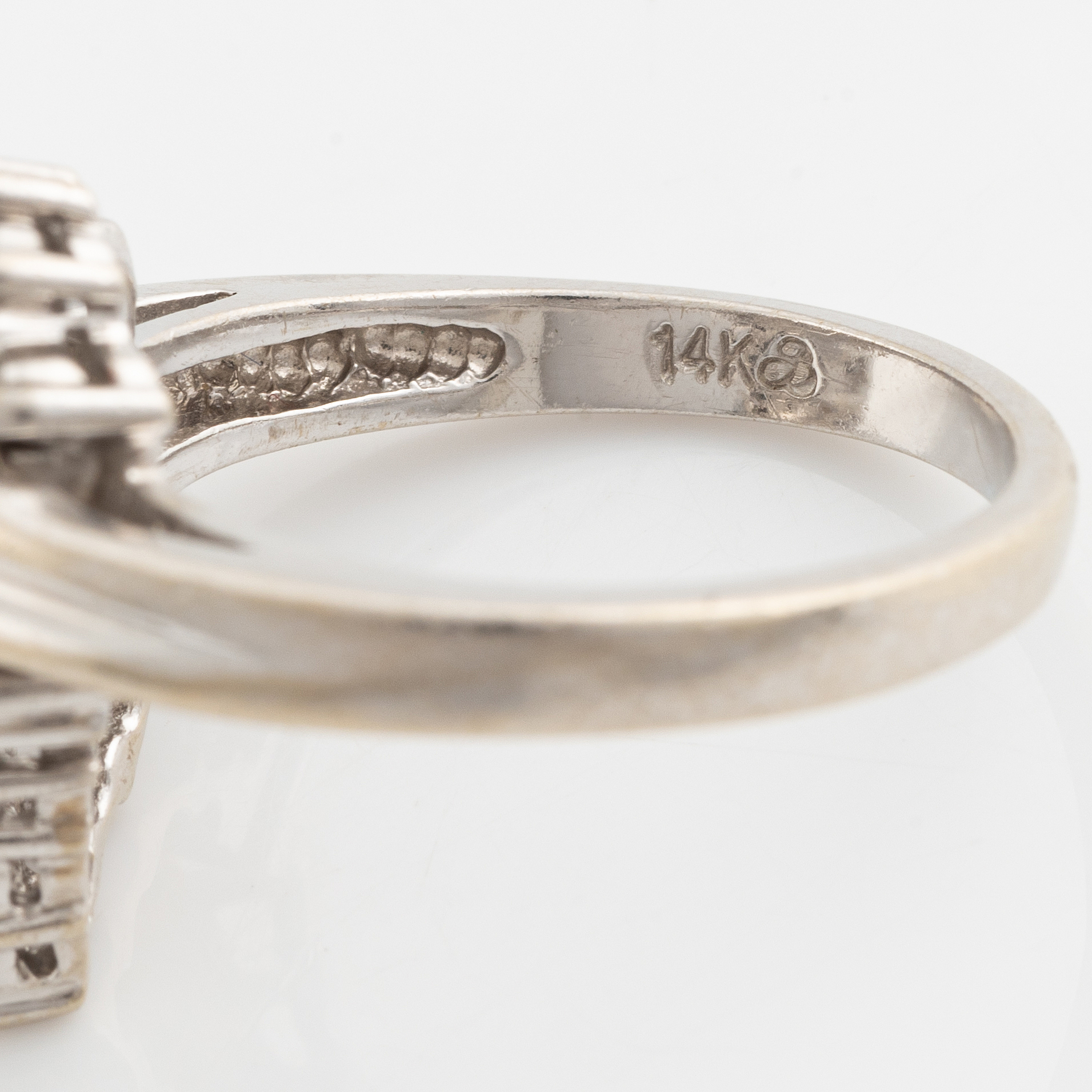 Ring 14K vitguld med runda briljantslipade diamanter. - Bukowskis