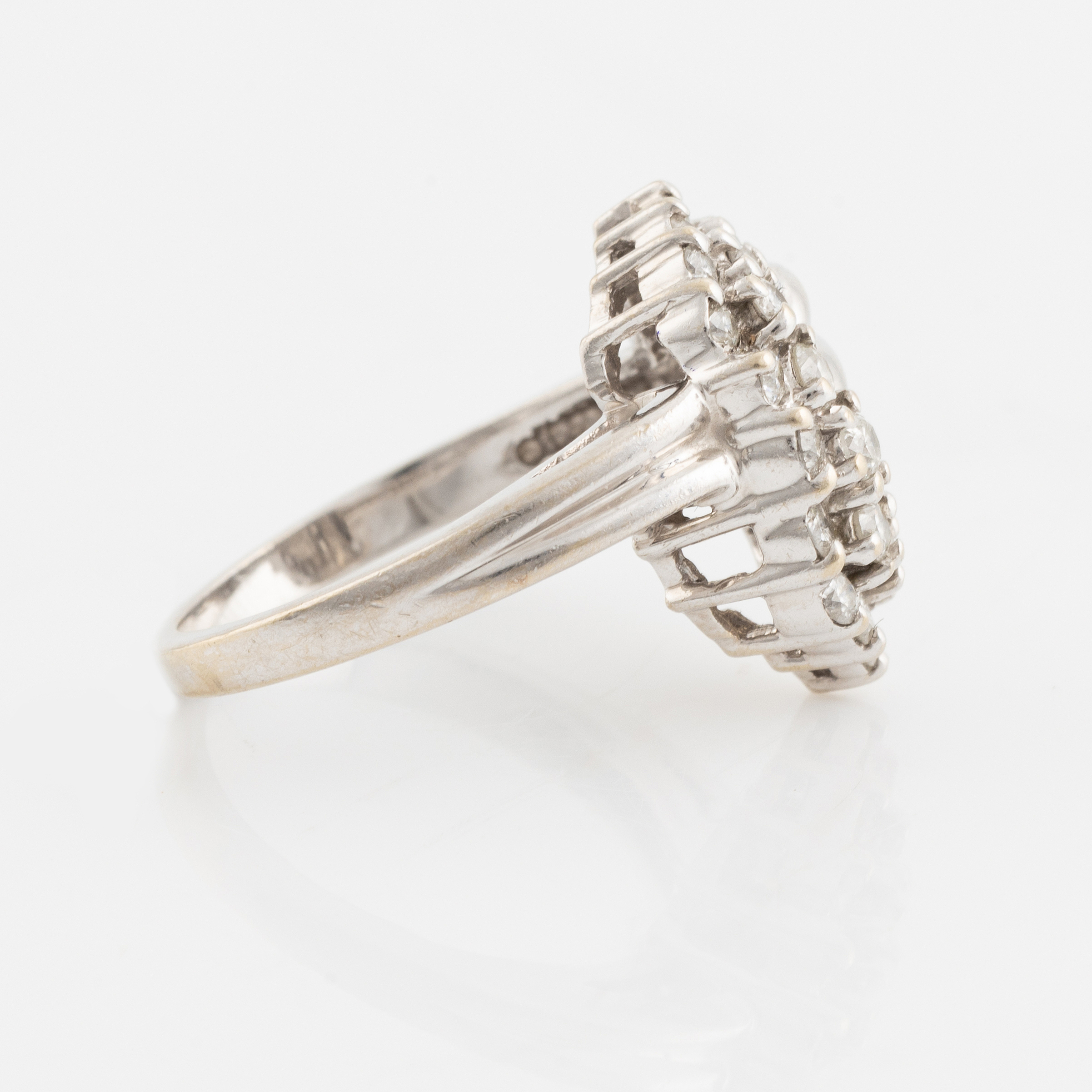 Ring 14K vitguld med runda briljantslipade diamanter. - Bukowskis