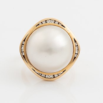 Ring 14K guld med mabepärla och runda briljantslipade diamanter. - Bukowskis