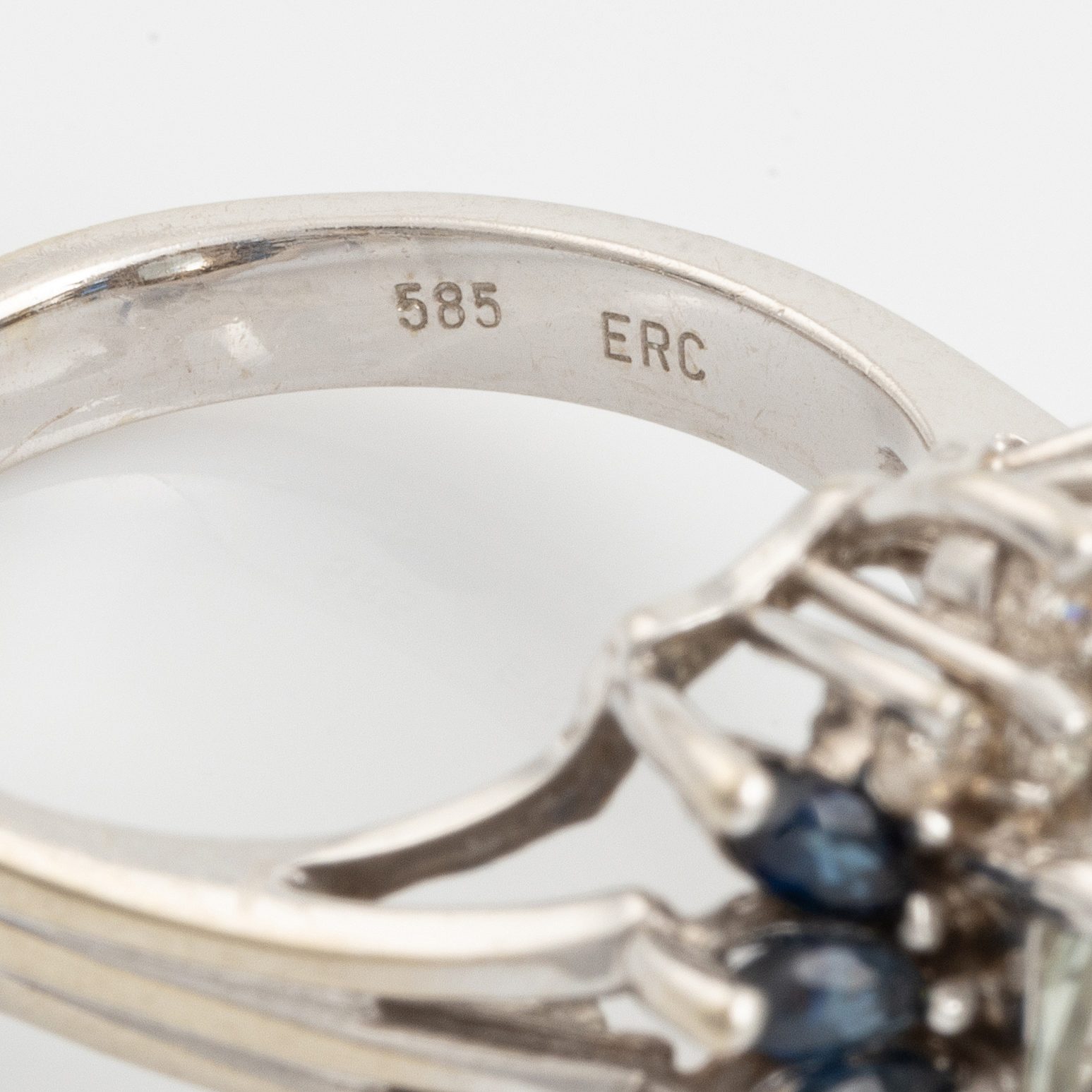 Ring 14K guld med fasettslipad grön kvarts, safirer och runda briljantslipade diamanter. - Bukowskis