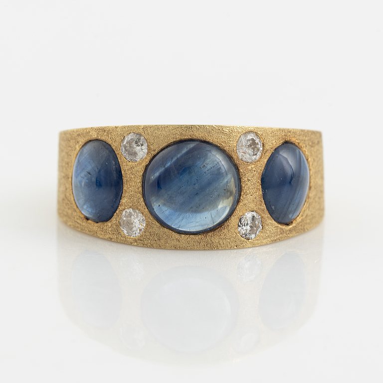 Ring 14K guld med cabochonslipade safirer och runda briljantslipade diamanter. - Bukowskis