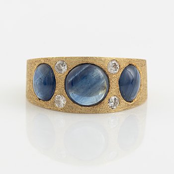 Ring 14K guld med cabochonslipade safirer och runda briljantslipade ...